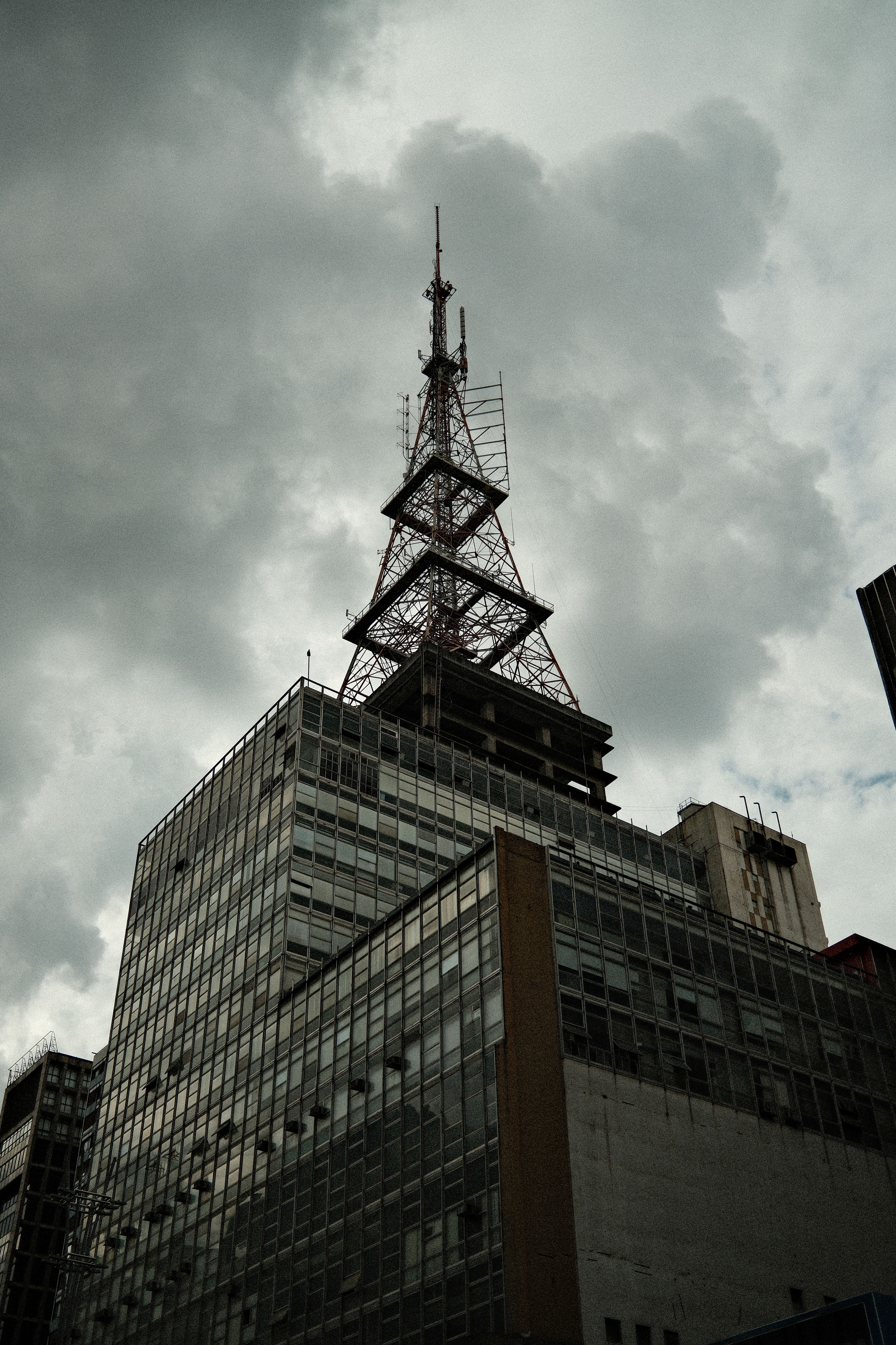 Urban Skyscraper Under Dramatic Cloudy Sky · Free Stock Photo