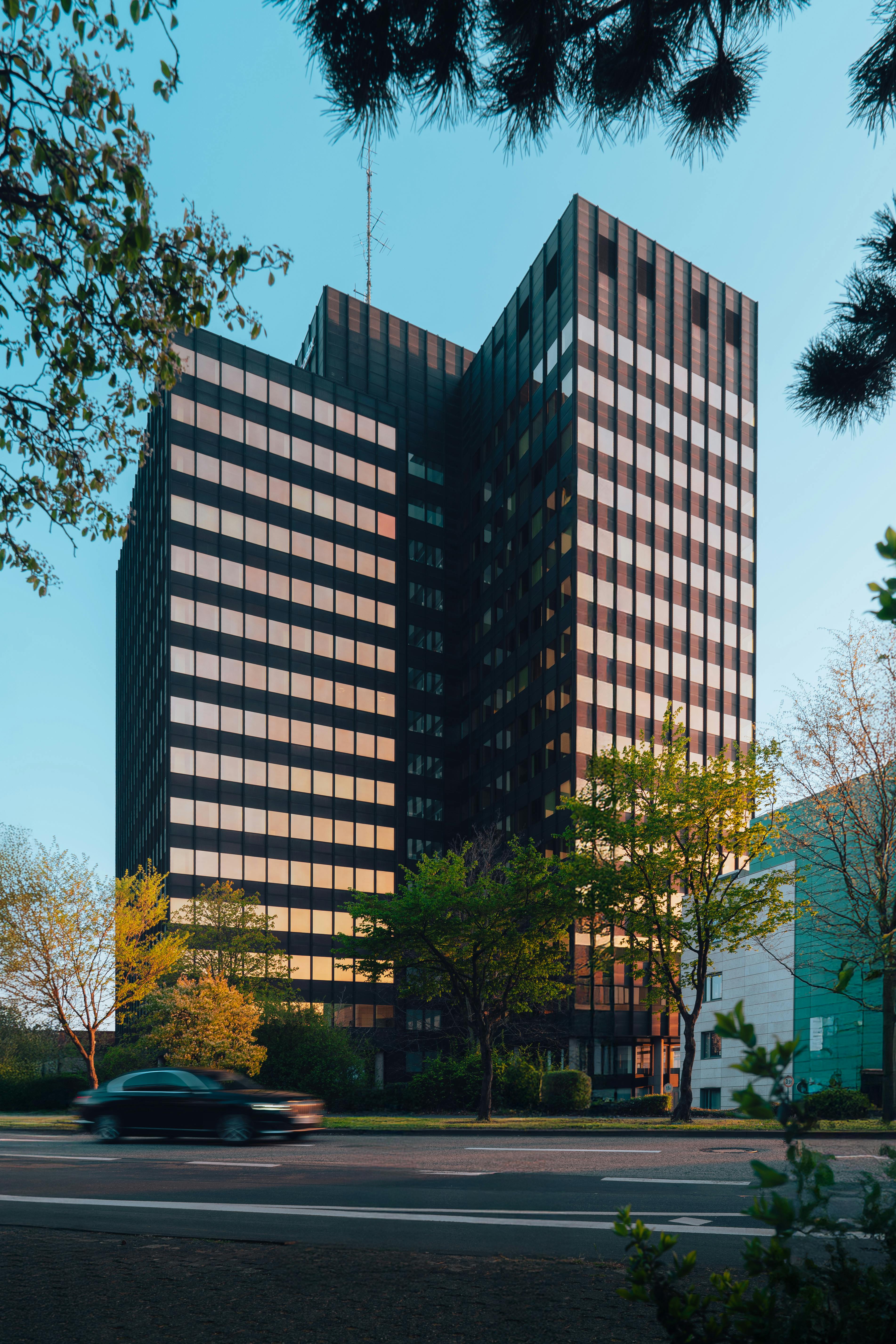 Modern Skyscraper with Reflective Windows at Dusk · Free Stock Photo