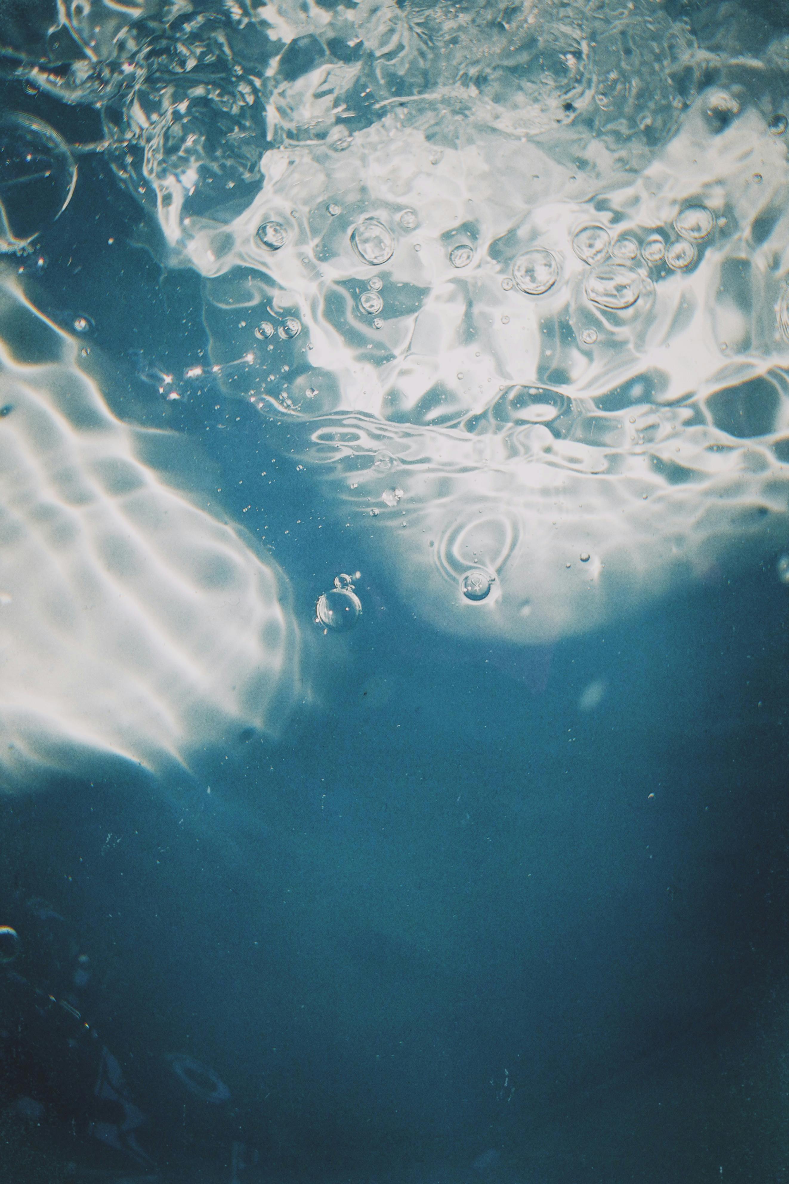 Abstract Underwater Light Reflection Photography · Free Stock Photo