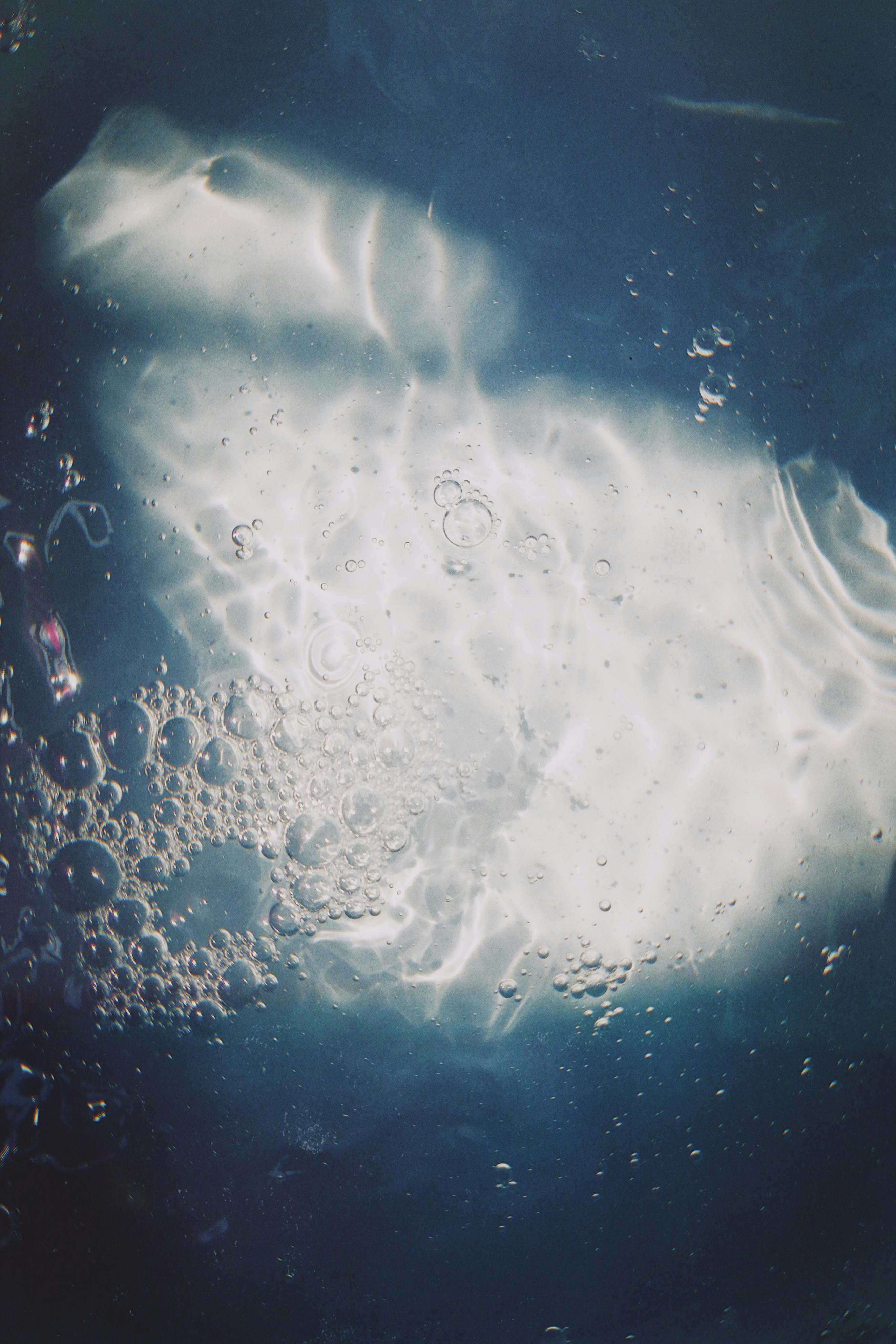 Abstract Underwater Bubbles and Light Reflection · Free Stock Photo