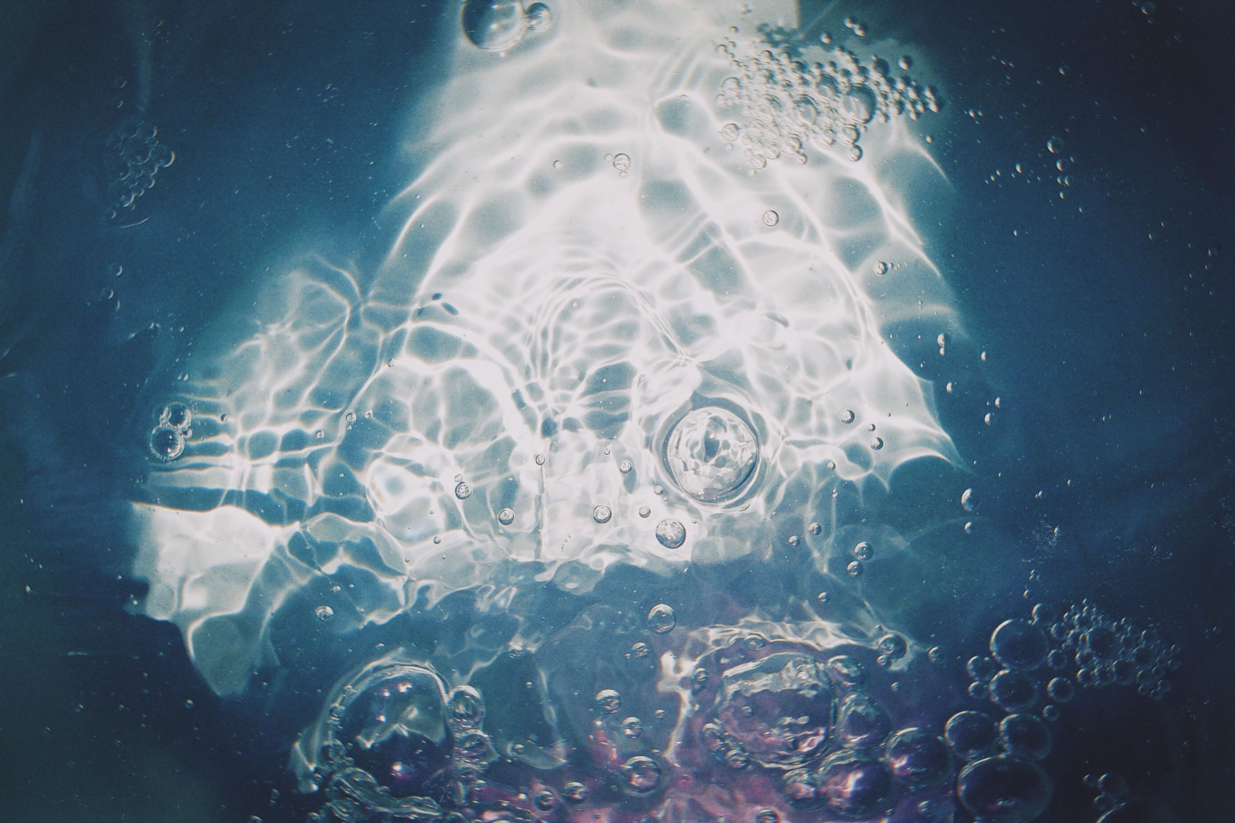 Abstract Water Surface with Light Reflections · Free Stock Photo