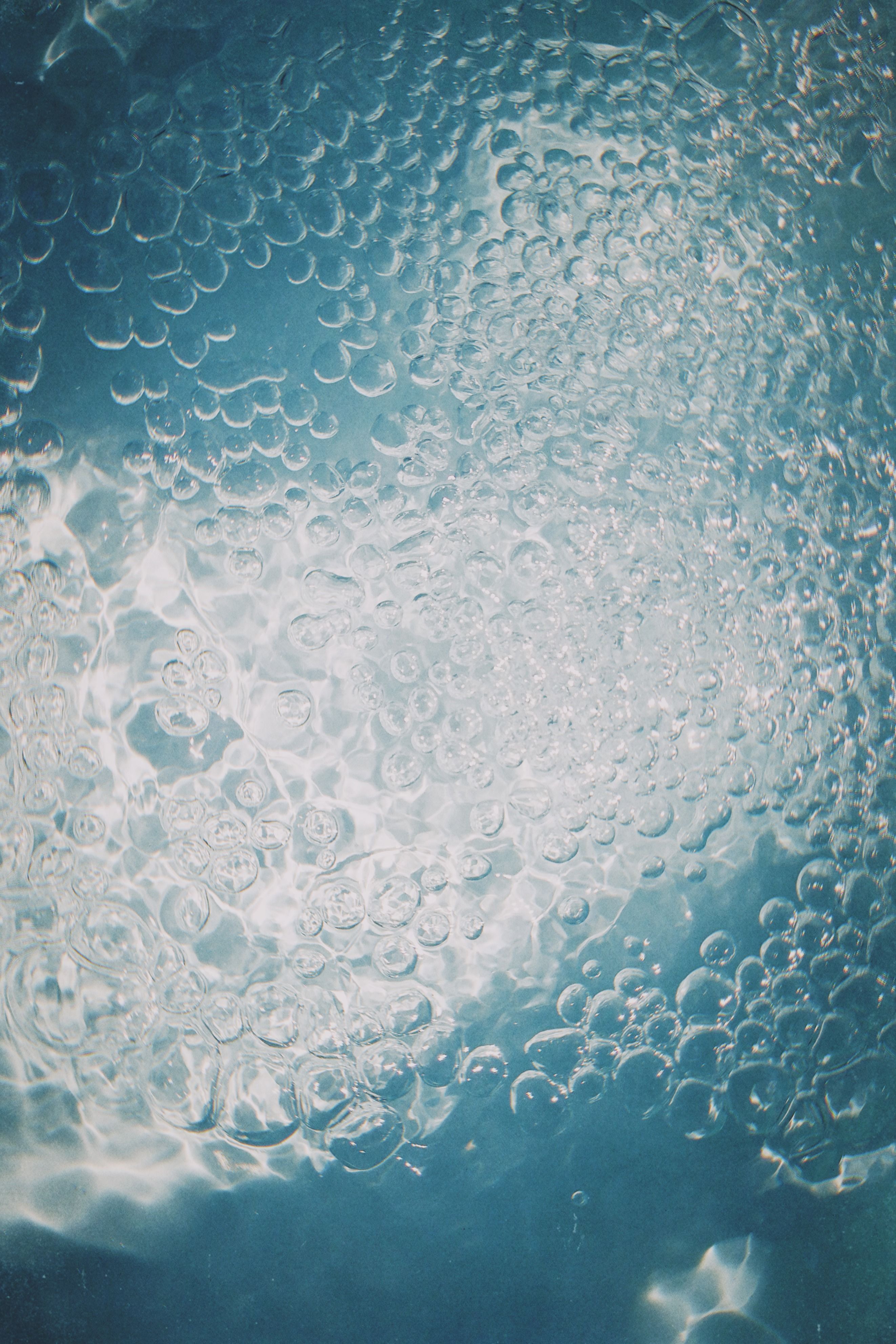 Abstract Water Bubbles with Sunlight Reflections · Free Stock Photo