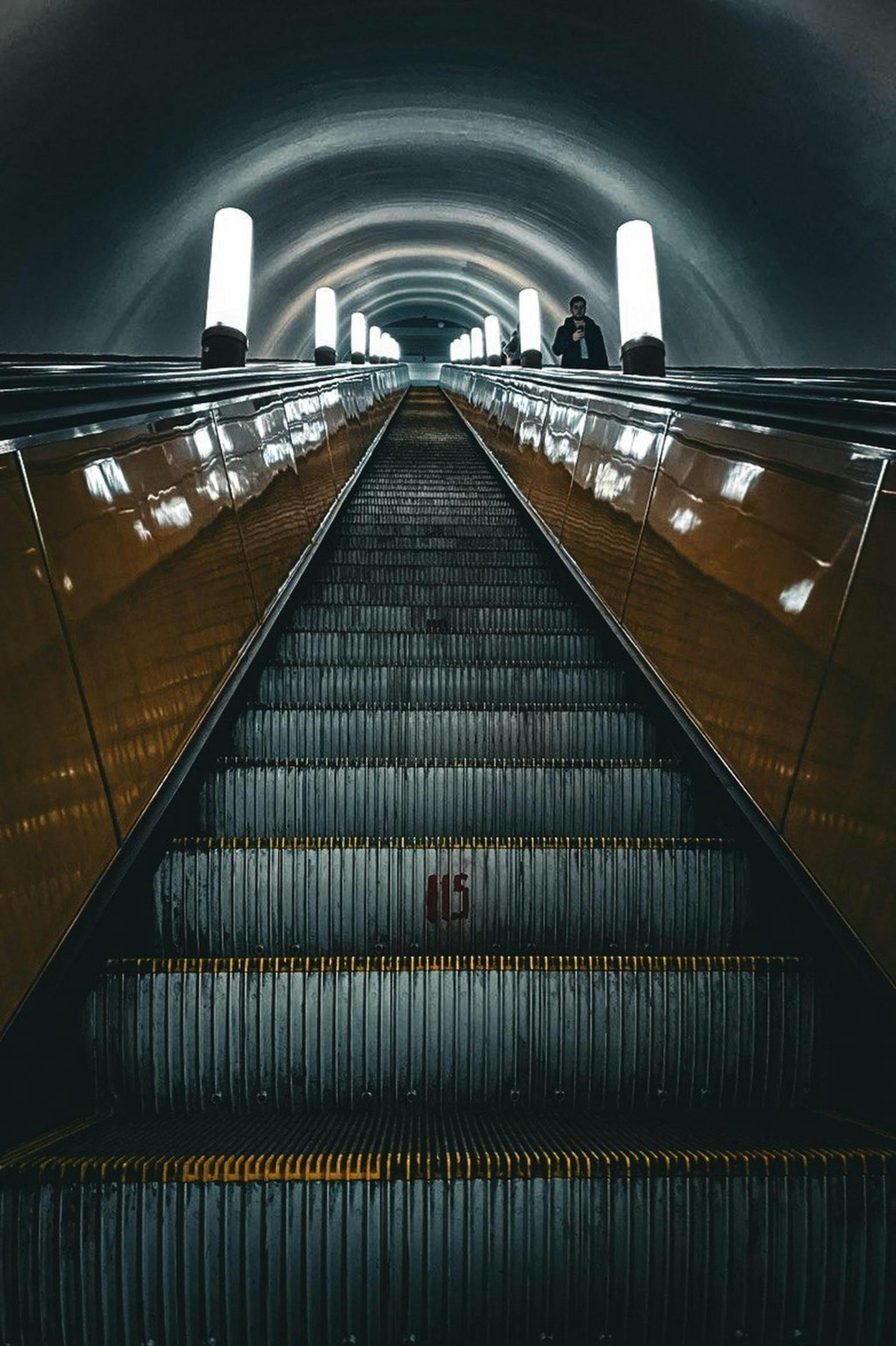 Escada Rolante Do Metrô De Moscou Com Iluminação Dramática · Foto ...