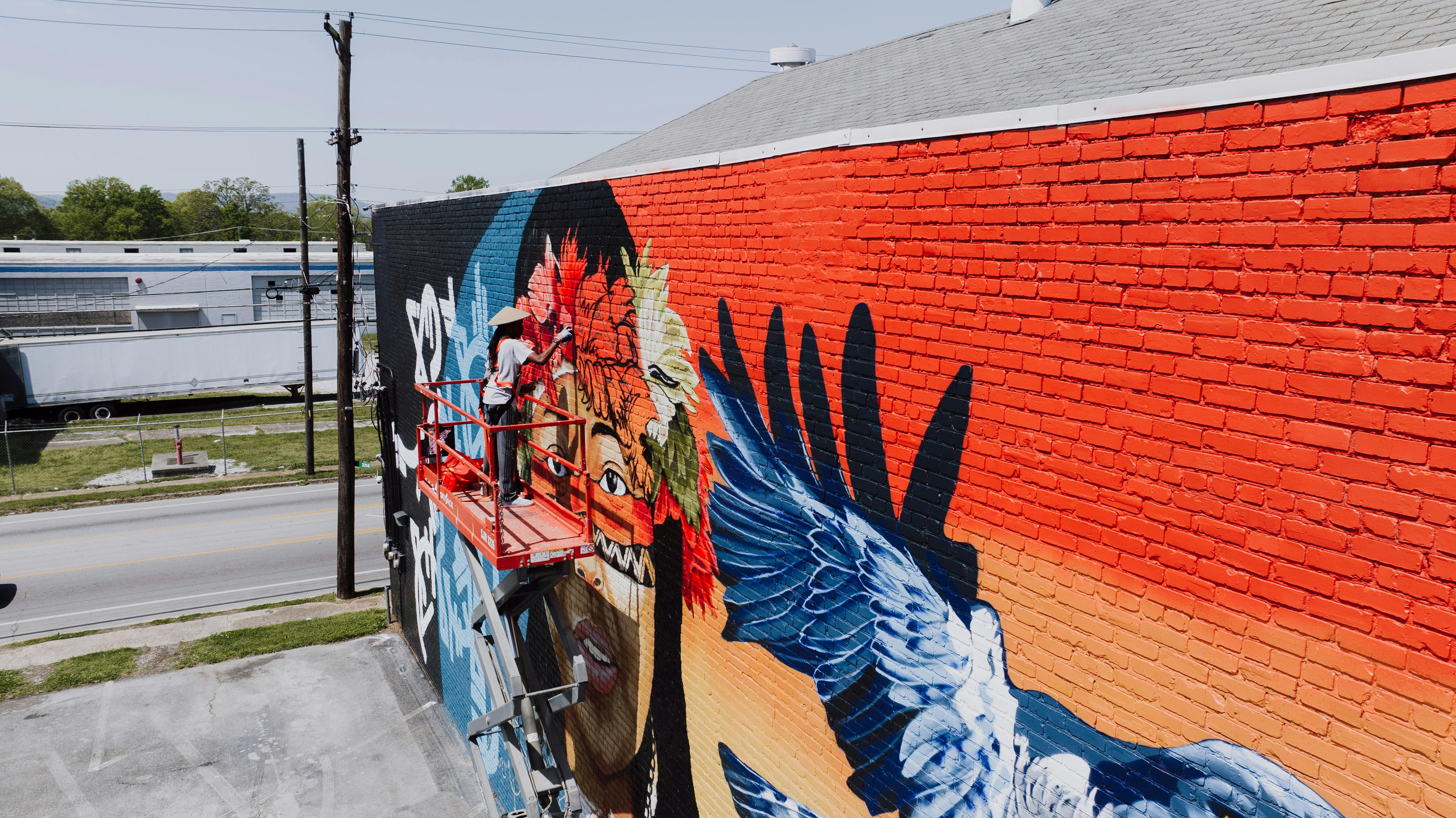 Street Artist Painting Vibrant Wall Mural in Chattanooga · Free Stock Photo