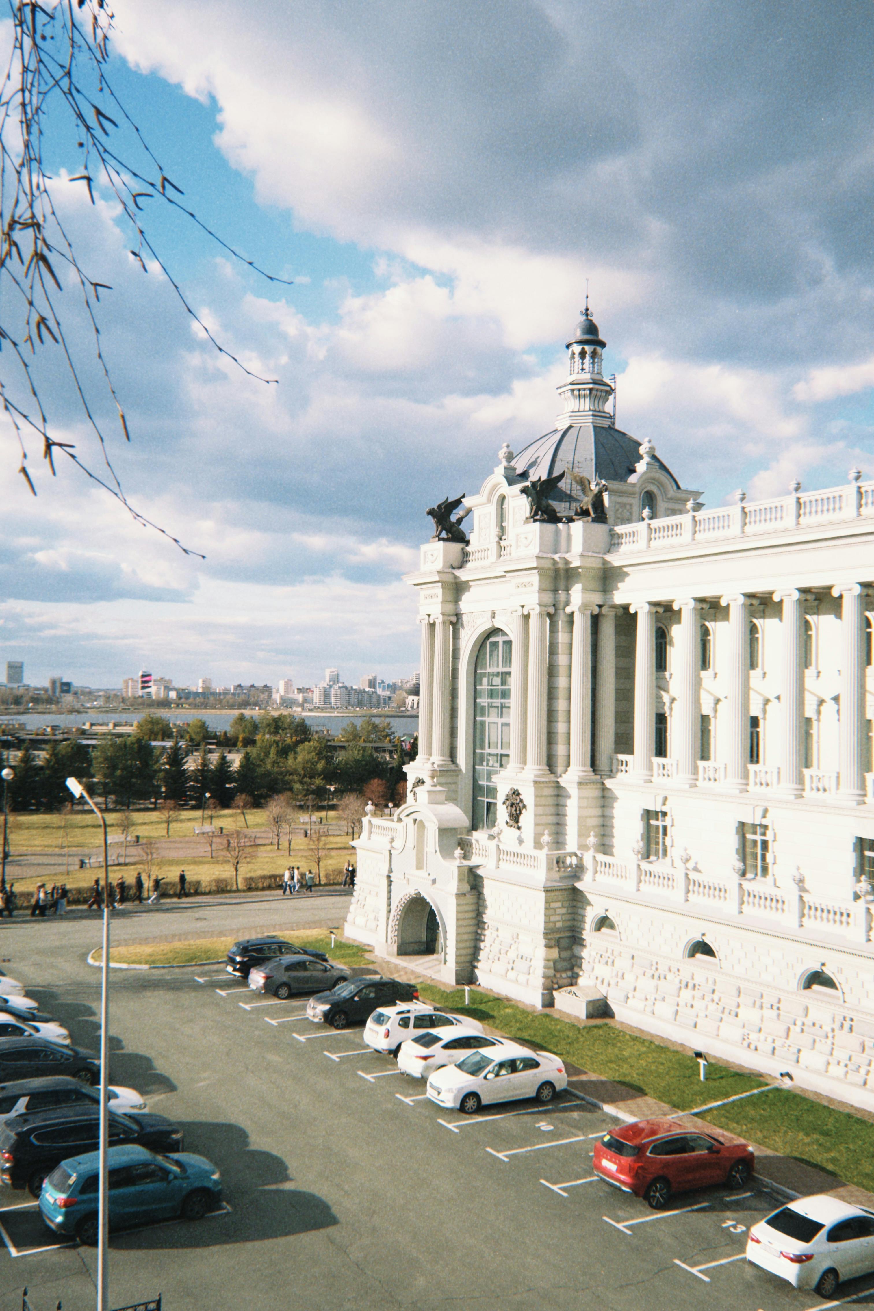 Elegant Building Overlooking Park with City View · Free Stock Photo