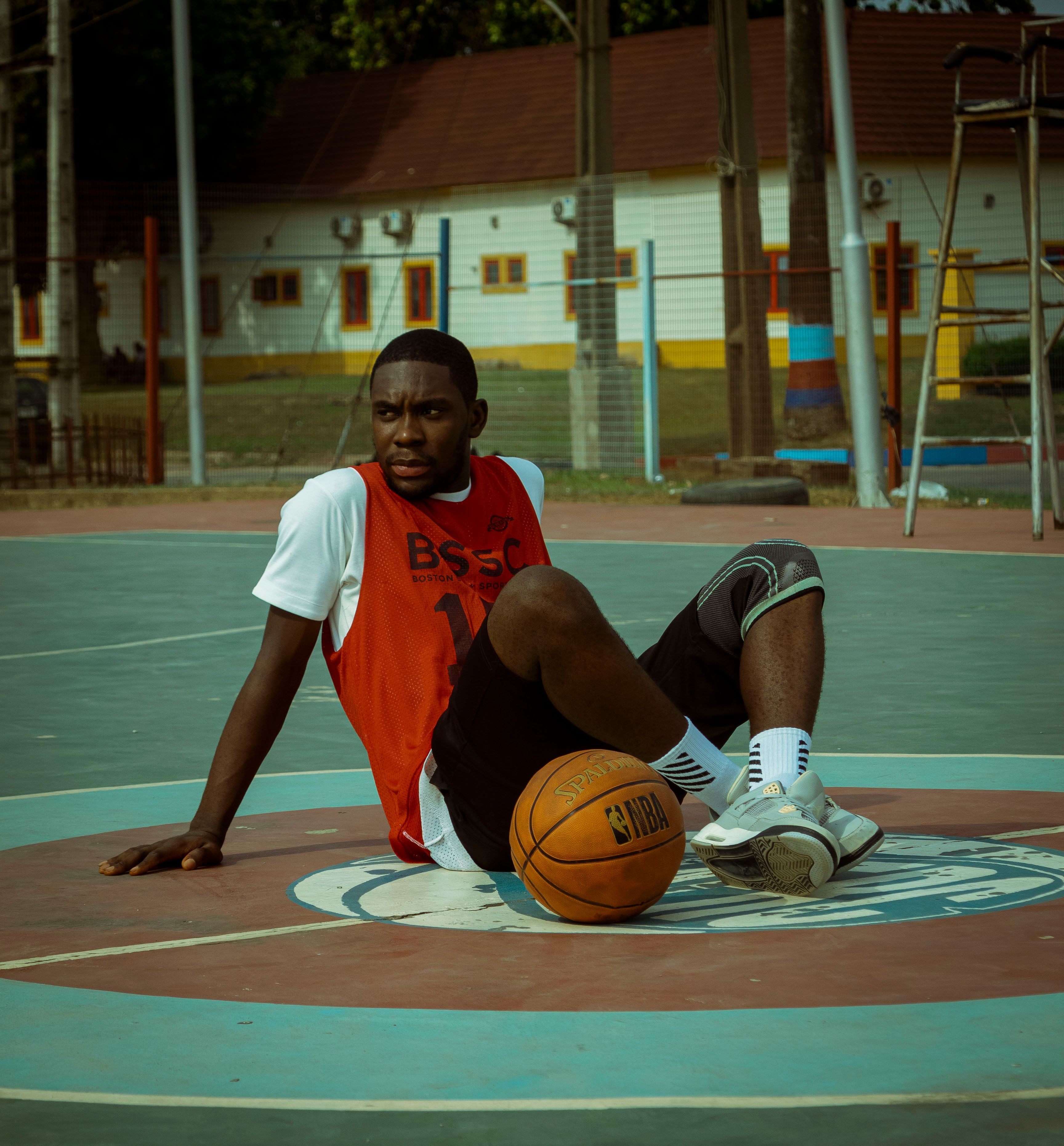 Atleta Masculino Joven Descansando En La Cancha De Baloncesto · Foto de ...
