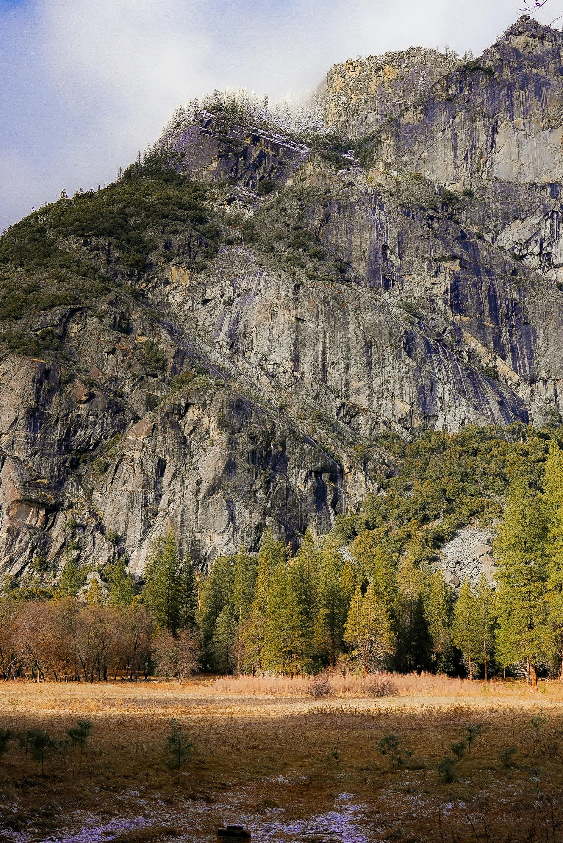 Majestic Yosemite Cliffs in California Wilderness · Free Stock Photo