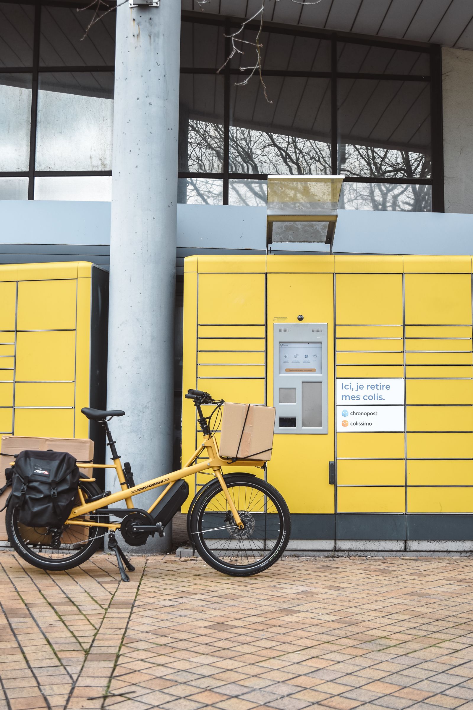 Crowded Parcel Pickup Photos, Download The BEST Free Crowded Parcel ...