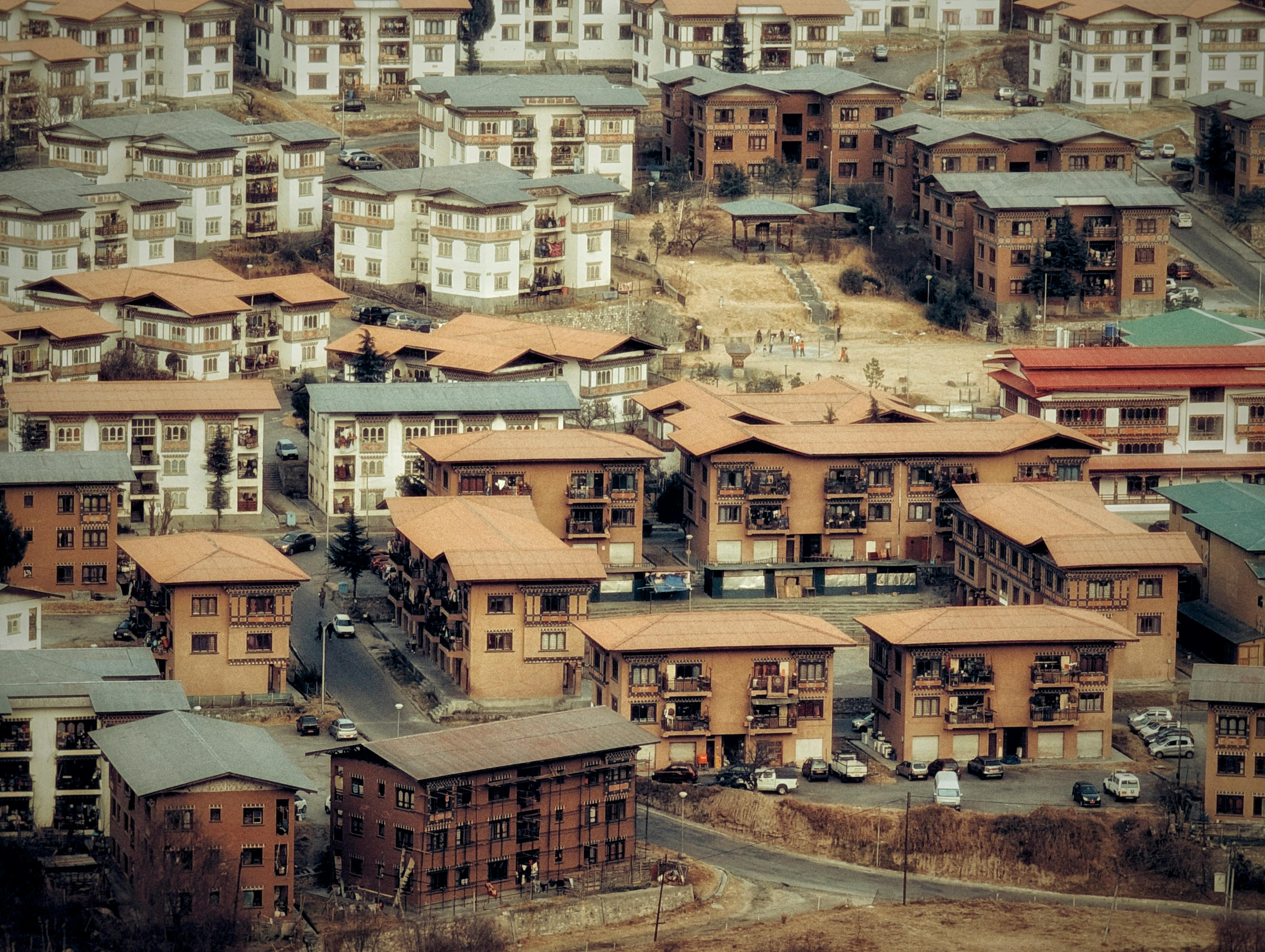 Vista Aérea De La Arquitectura Tradicional En Timbu, Bután · Foto de ...