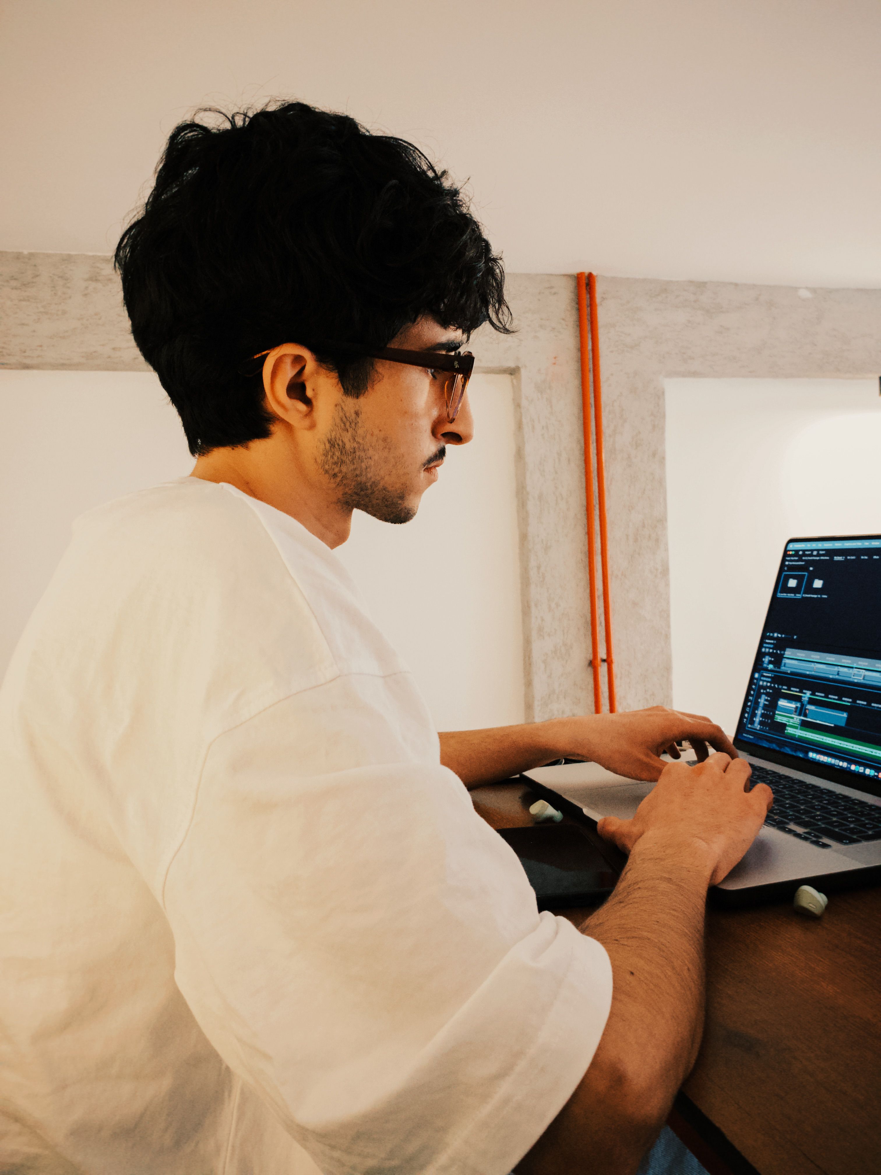 Hombre Editando Un Vídeo En Una Laptop En Un Acogedor Espacio De ...