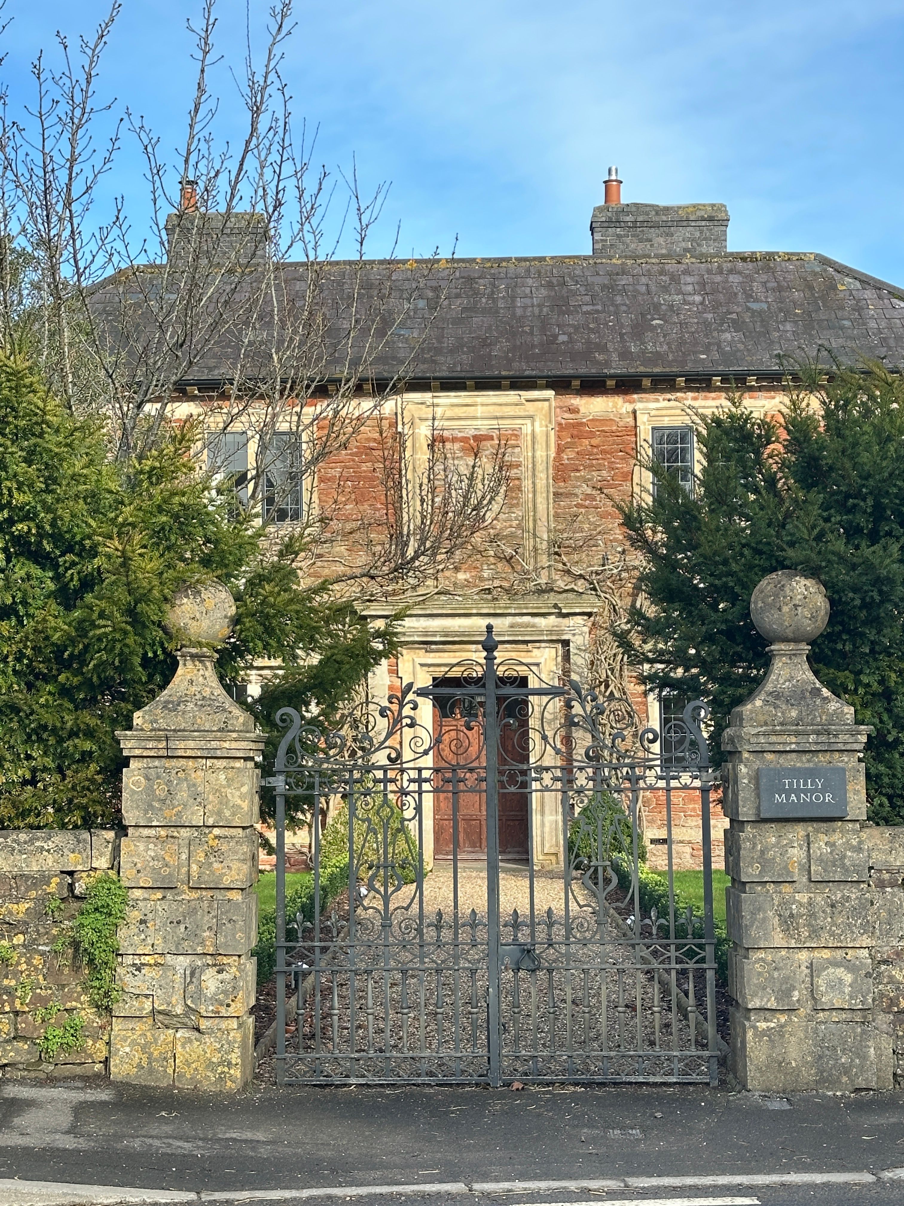 Historic Tilly Manor with Iron Gate in Daylight · Free Stock Photo
