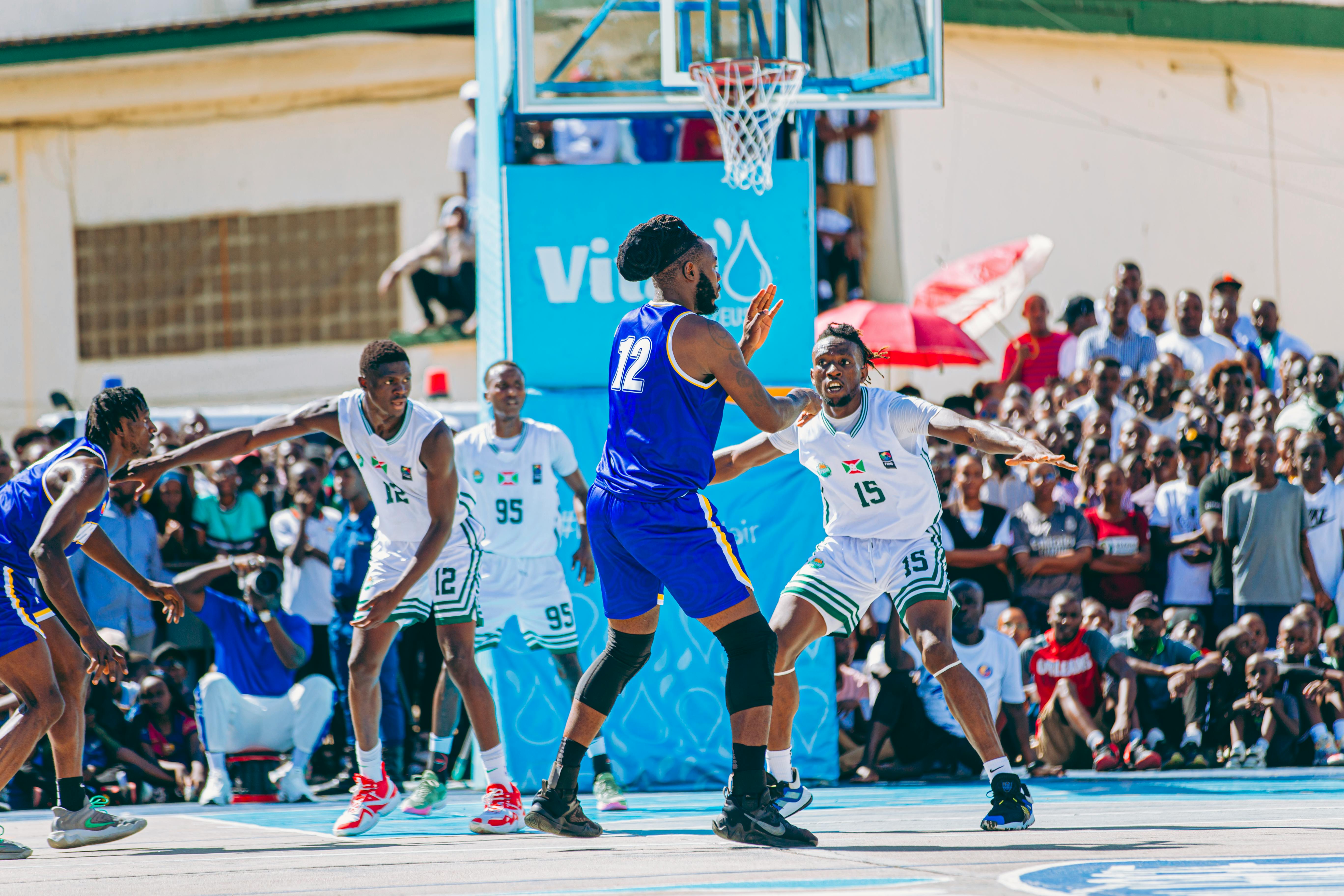 Exciting Outdoor Basketball Game in Action · Free Stock Photo