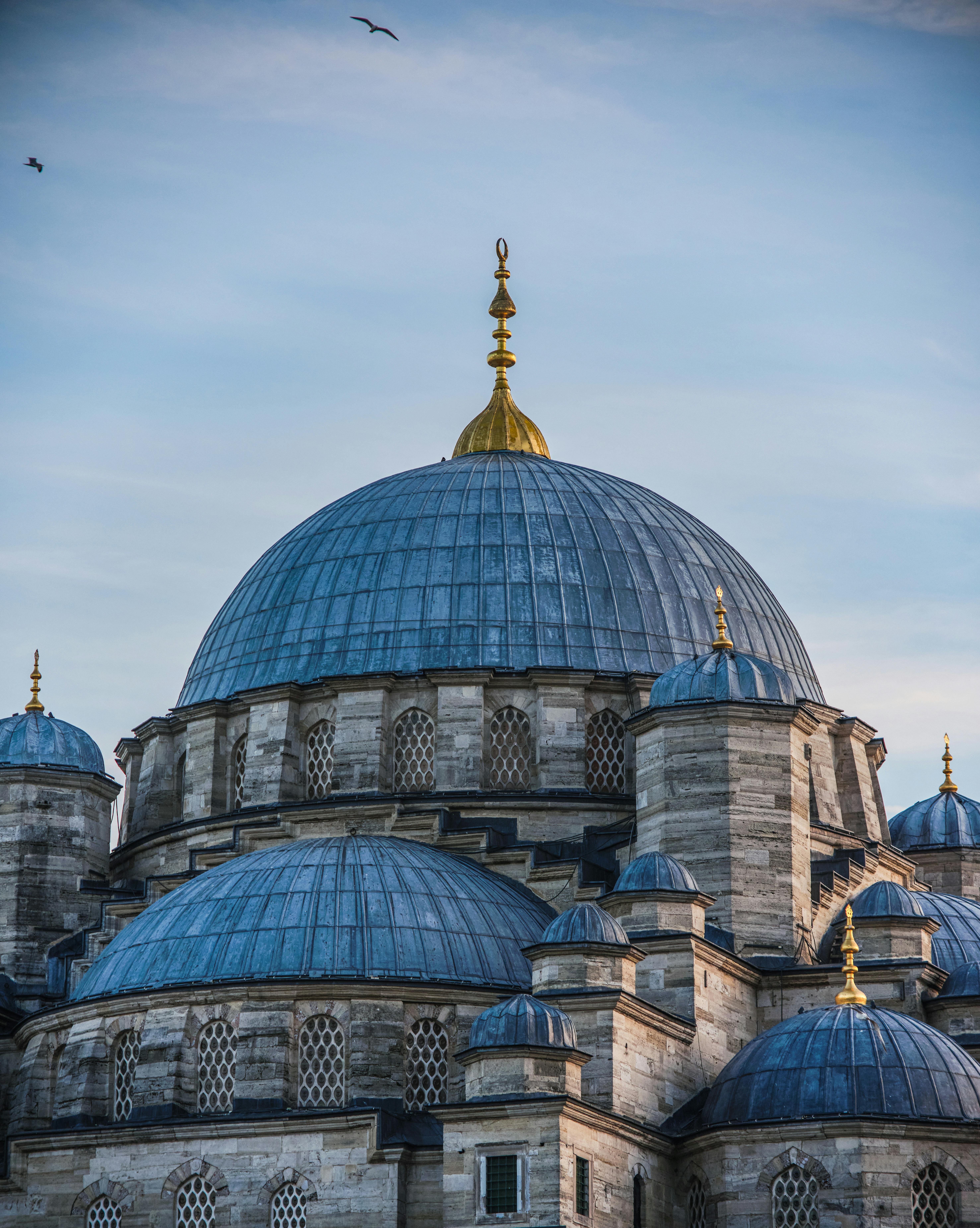 Vue Majestueuse Du Dôme Emblématique De La Mosquée D'istanbul · Photo ...