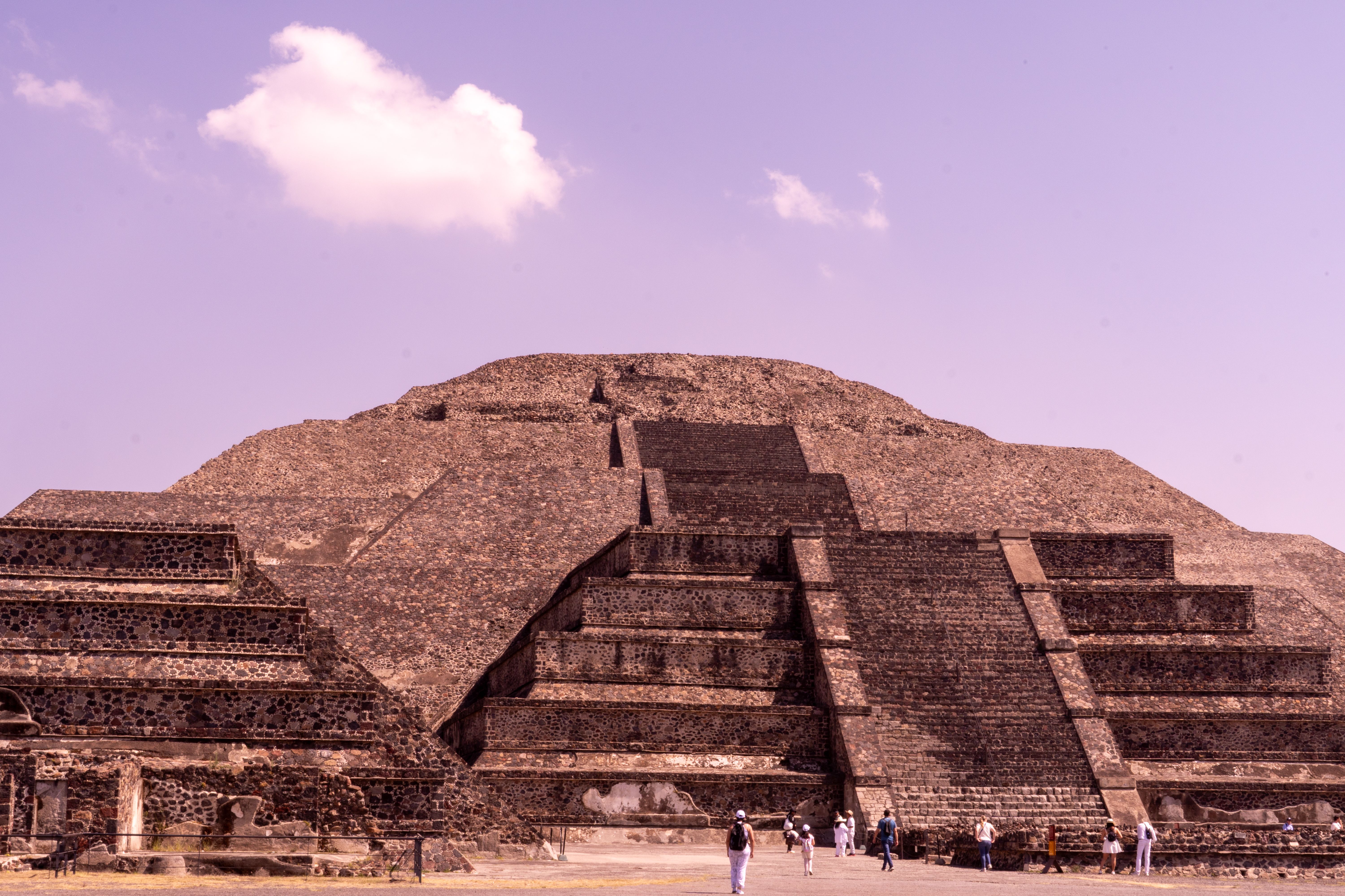 Pirámide Del Sol En Teotihuacán Bajo Un Cielo Despejado · Foto de stock ...