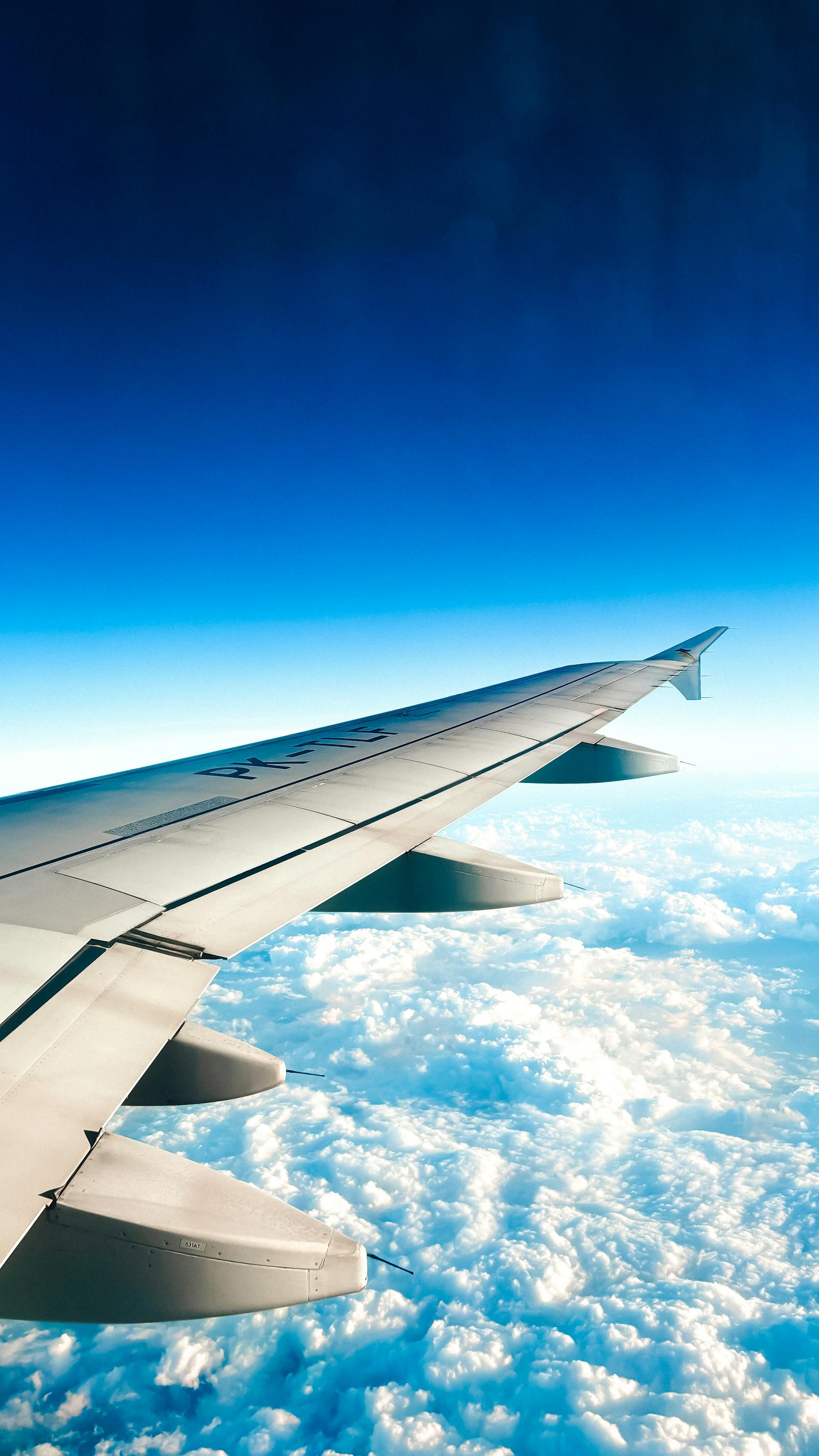 Plane In The Sky Photos, Download The BEST Free Plane In The Sky Stock ...