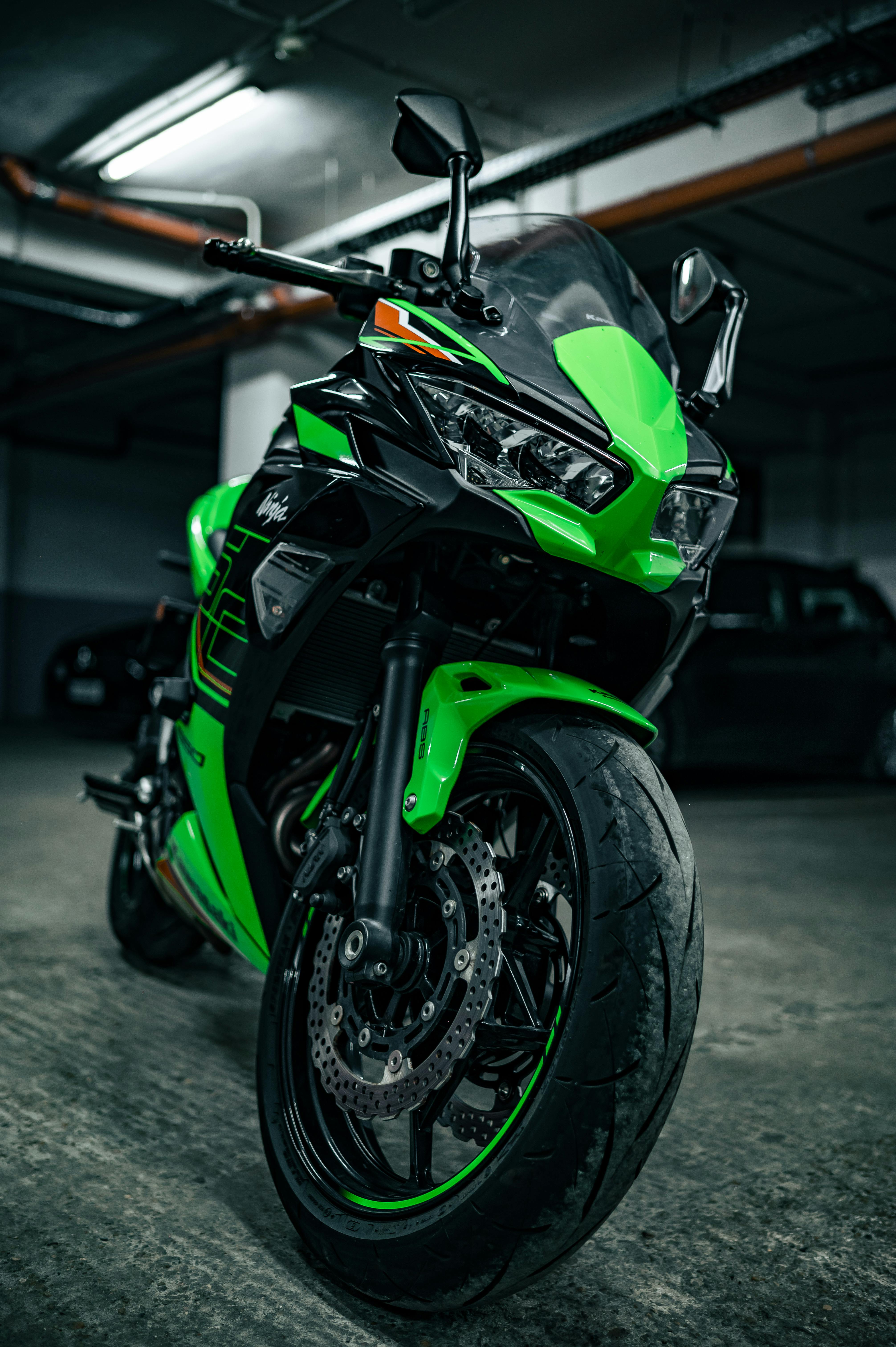 Sepeda Motor Sport Hijau Di Garasi Yang Remang Remang · Foto Stok Gratis