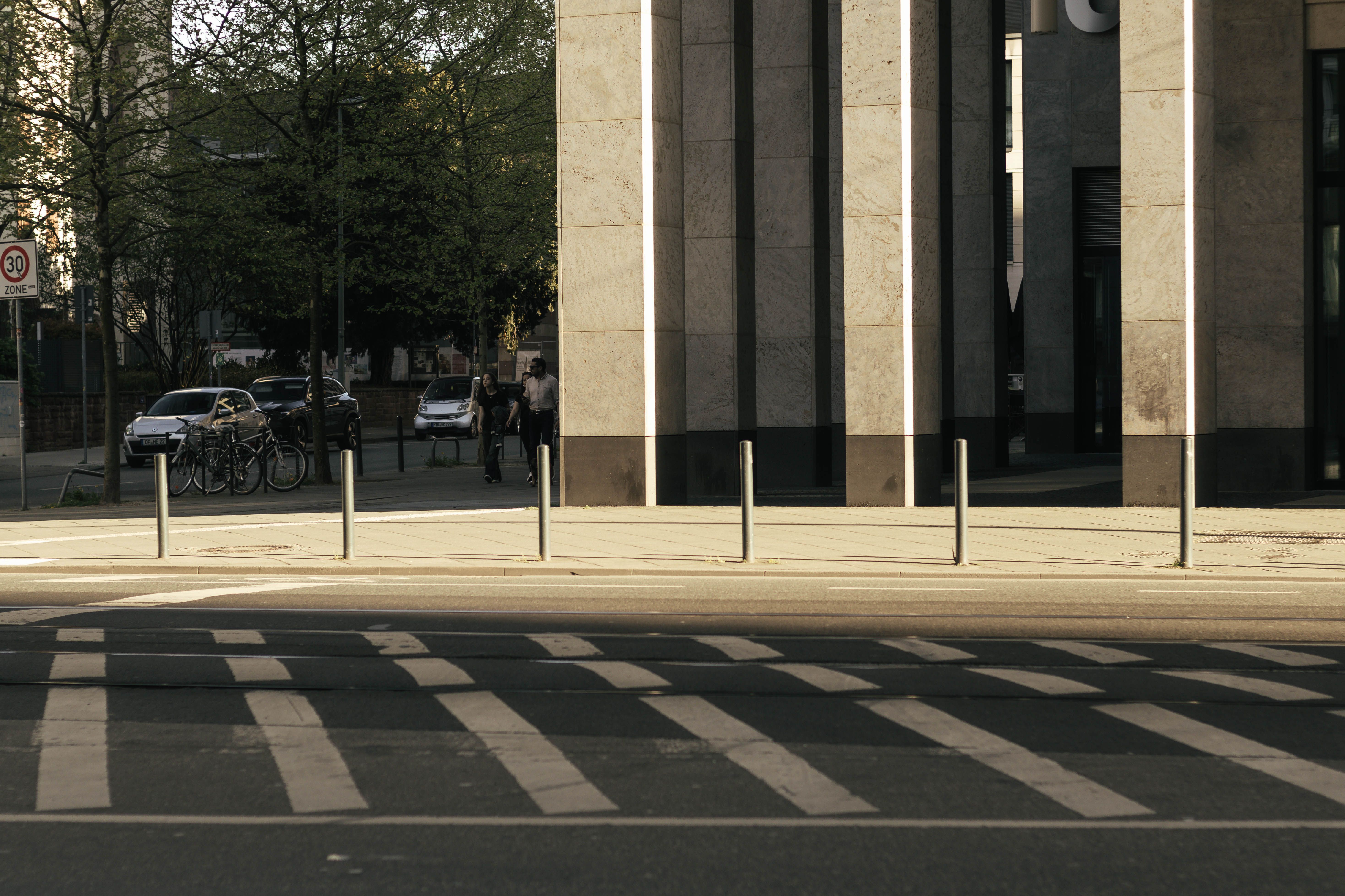 Calm Urban Street Scene in Frankfurt am Main · Free Stock Photo