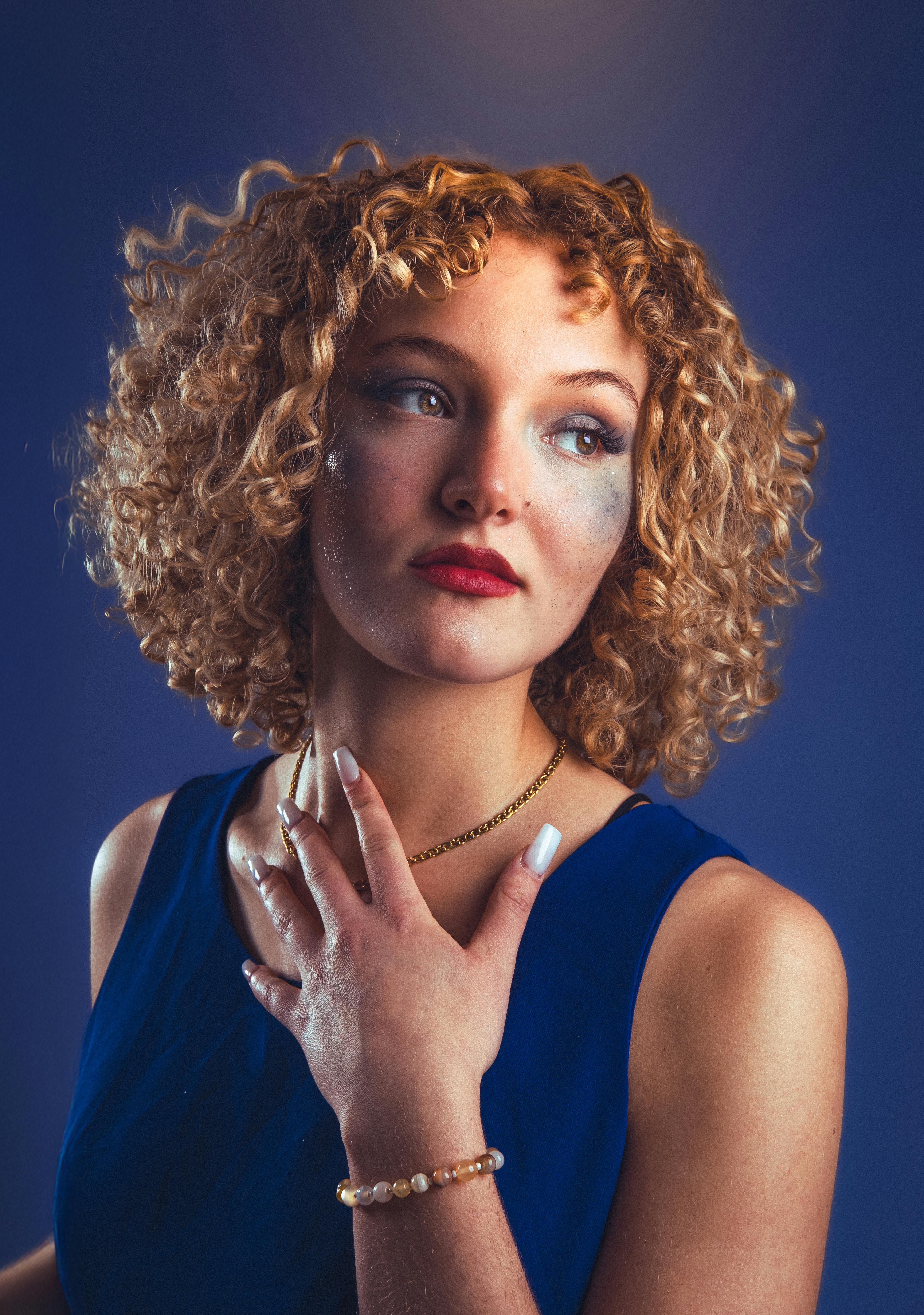 700 000 Femme Mature Qui Se Déshabille Banque Dimages Et Photos