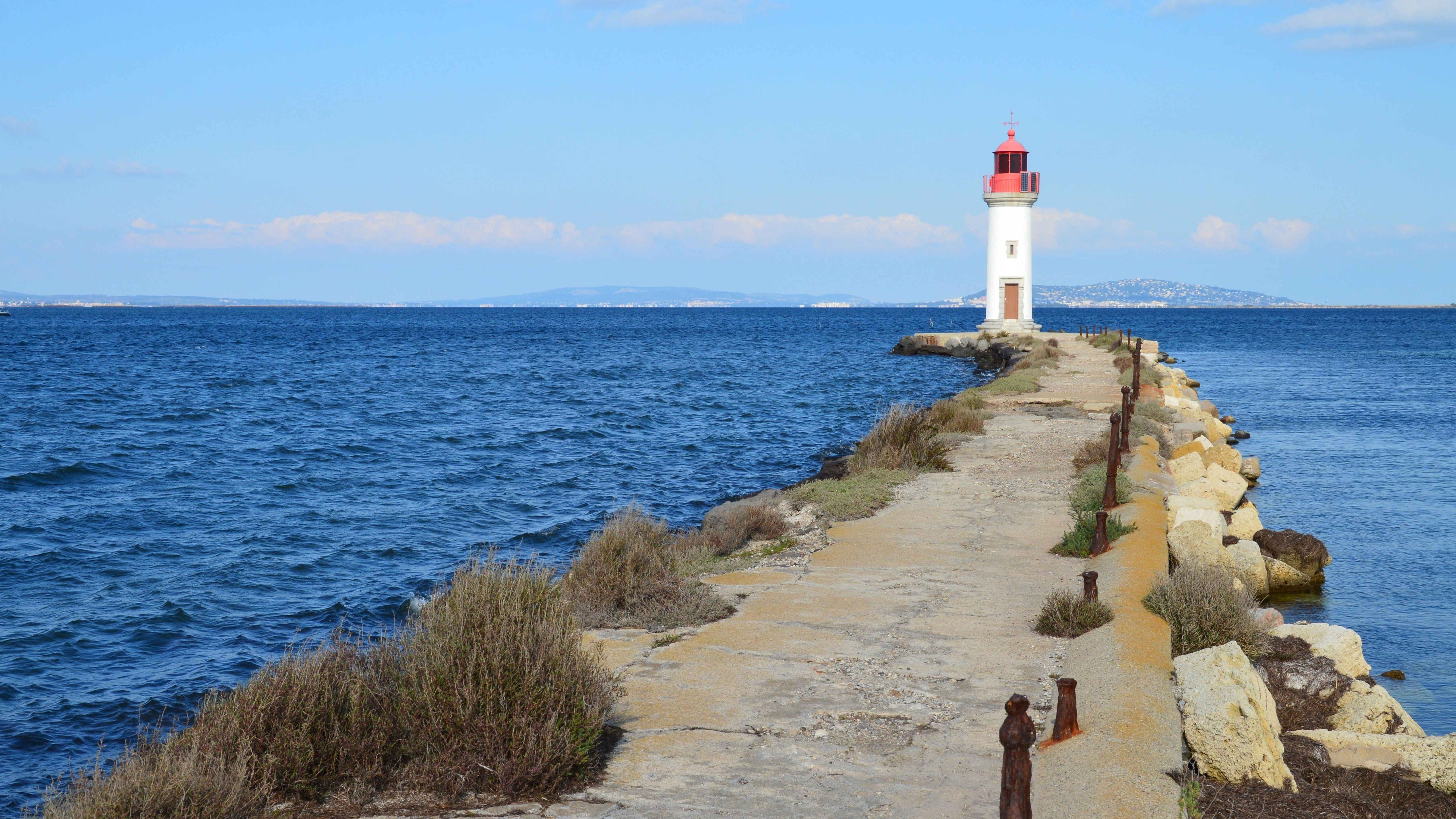 Faro Escénico En Un Muelle Rocoso Sobre El Océano Durante El Día · Foto ...