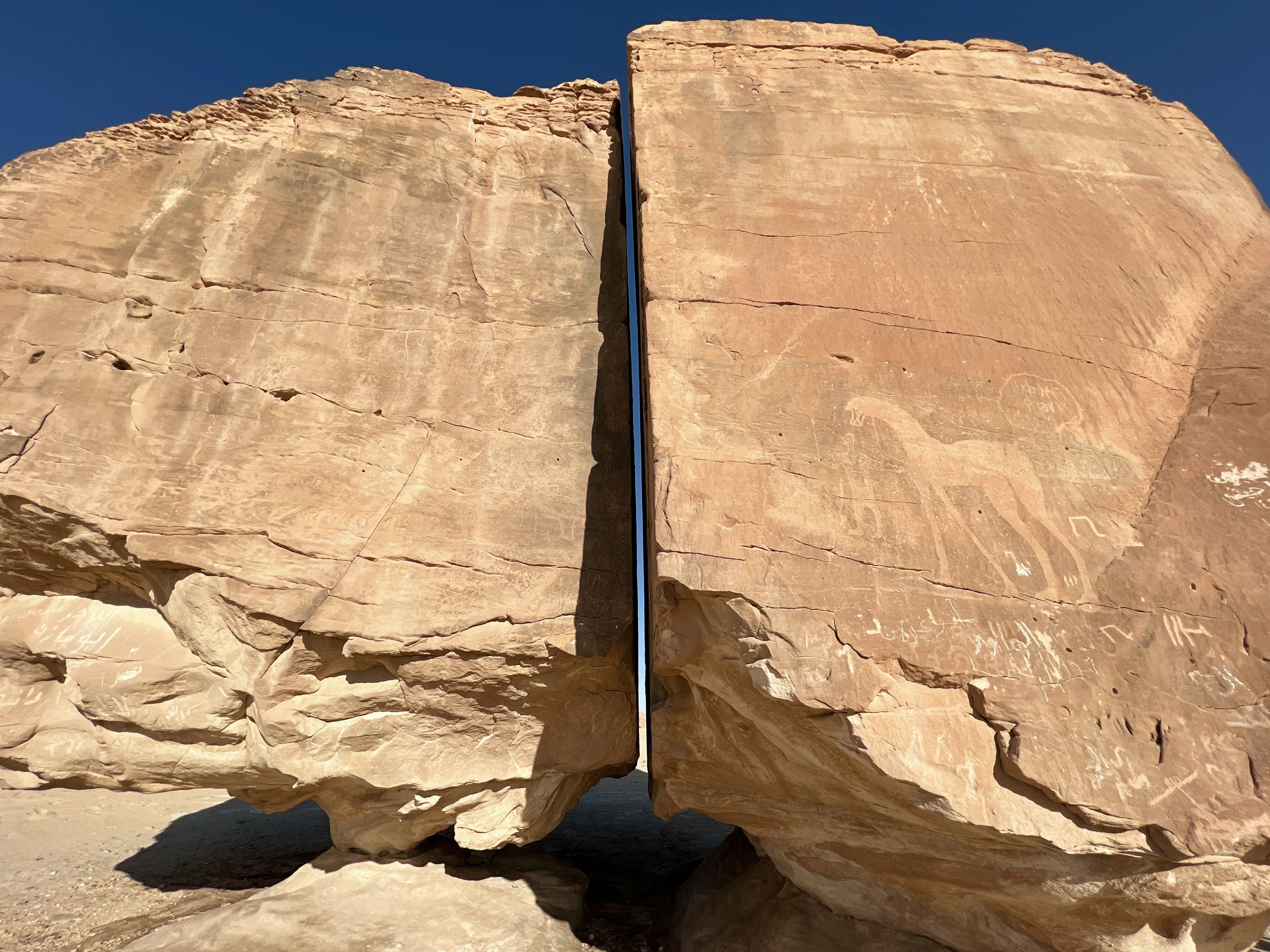 Al Naslaa Rock Formation in Saudi Arabia Desert · Free Stock Photo