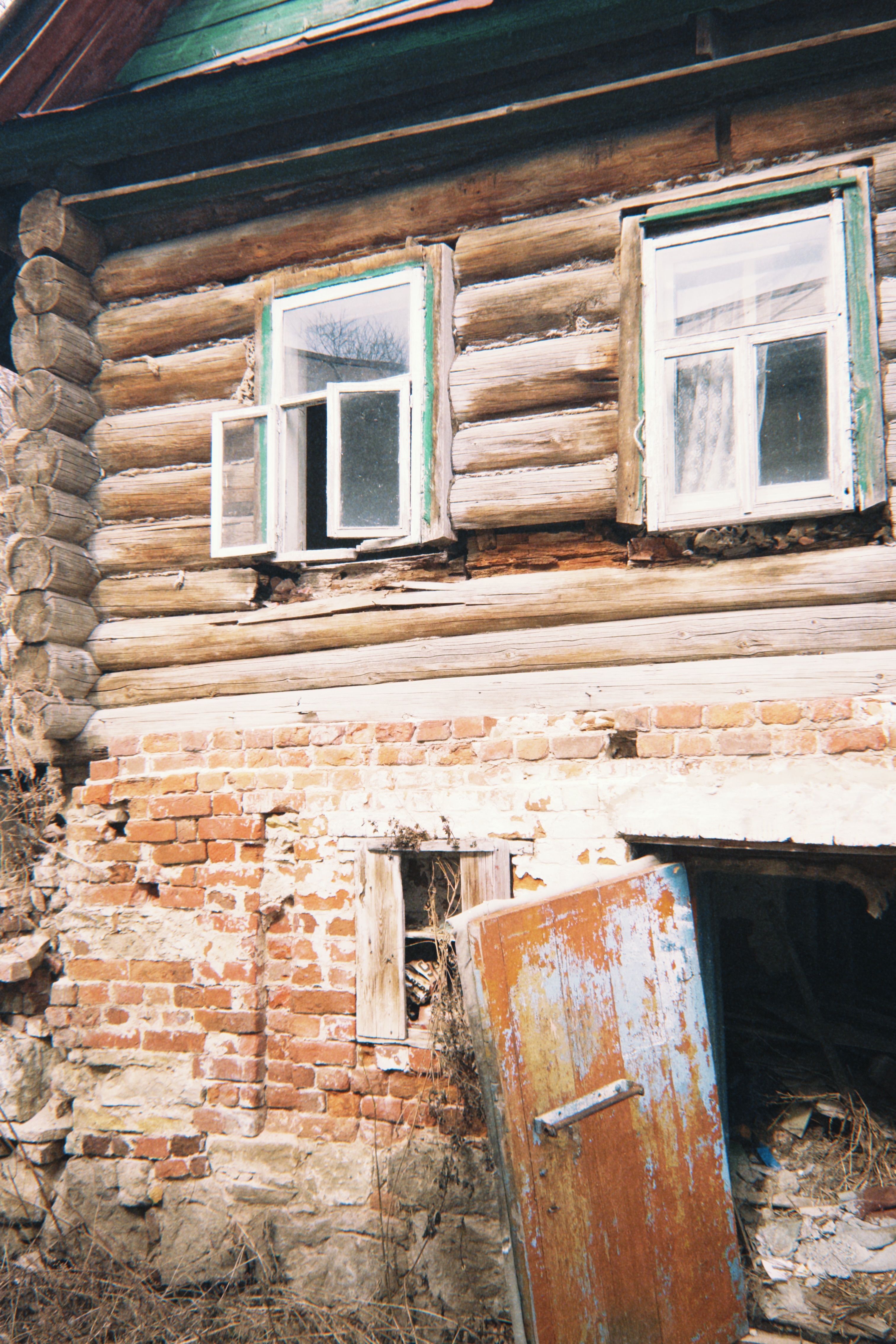 Rustic Abandoned Log and Brick House Exterior · Free Stock Photo