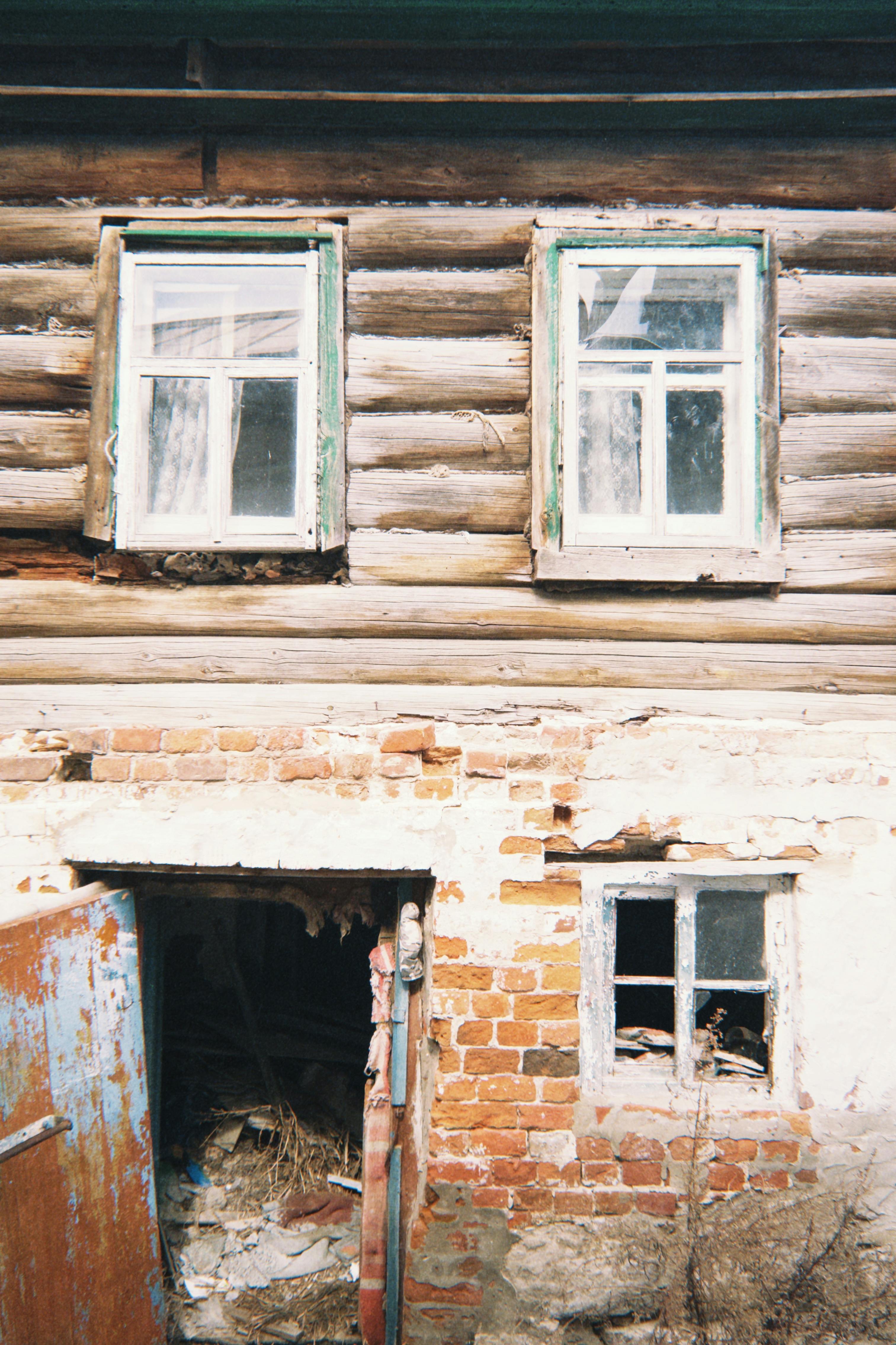 Aging Rustic Log Cabin with Weathered Charm · Free Stock Photo