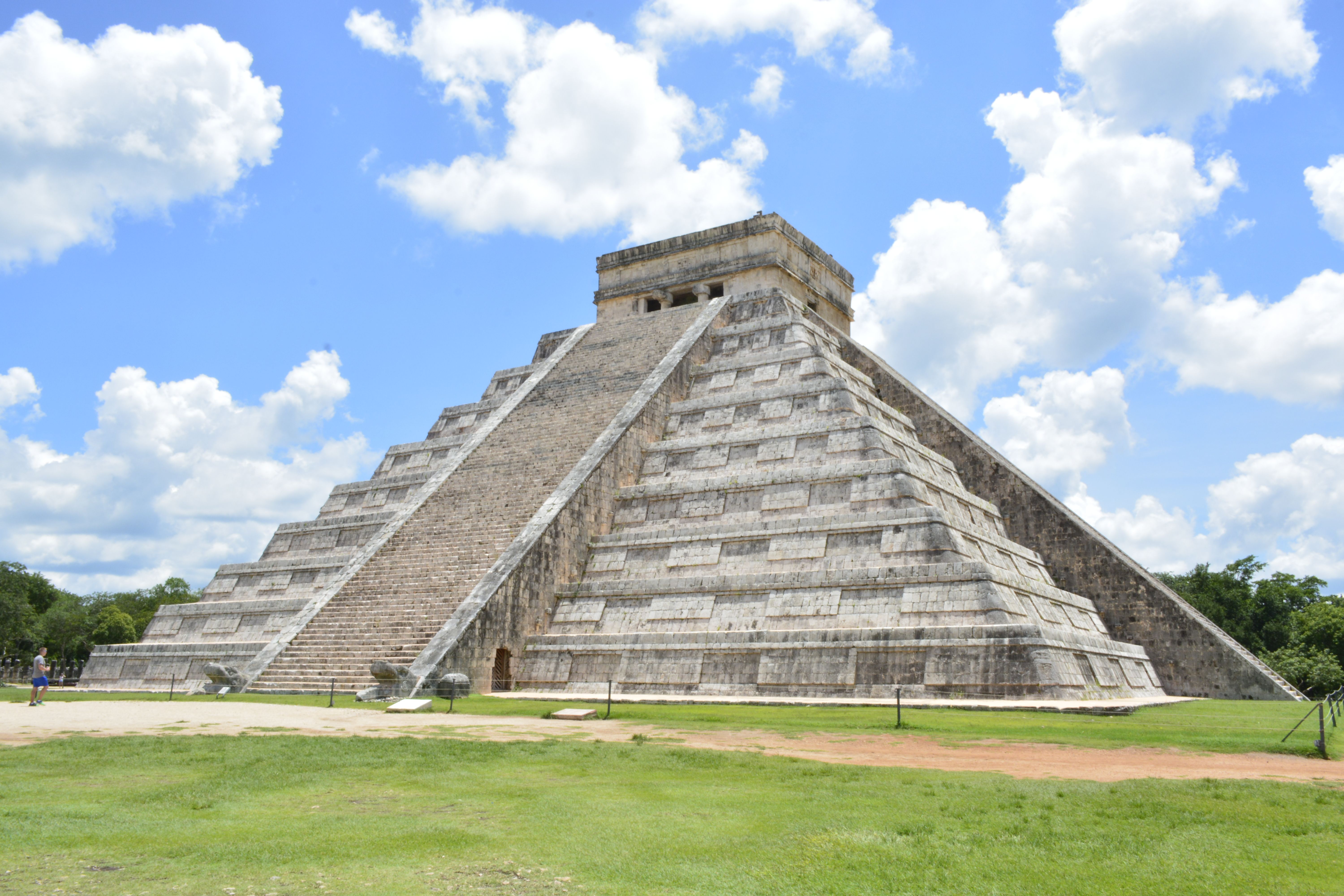 Majestic Pyramid of Chichén Itzá against Blue Sky · Free Stock Photo