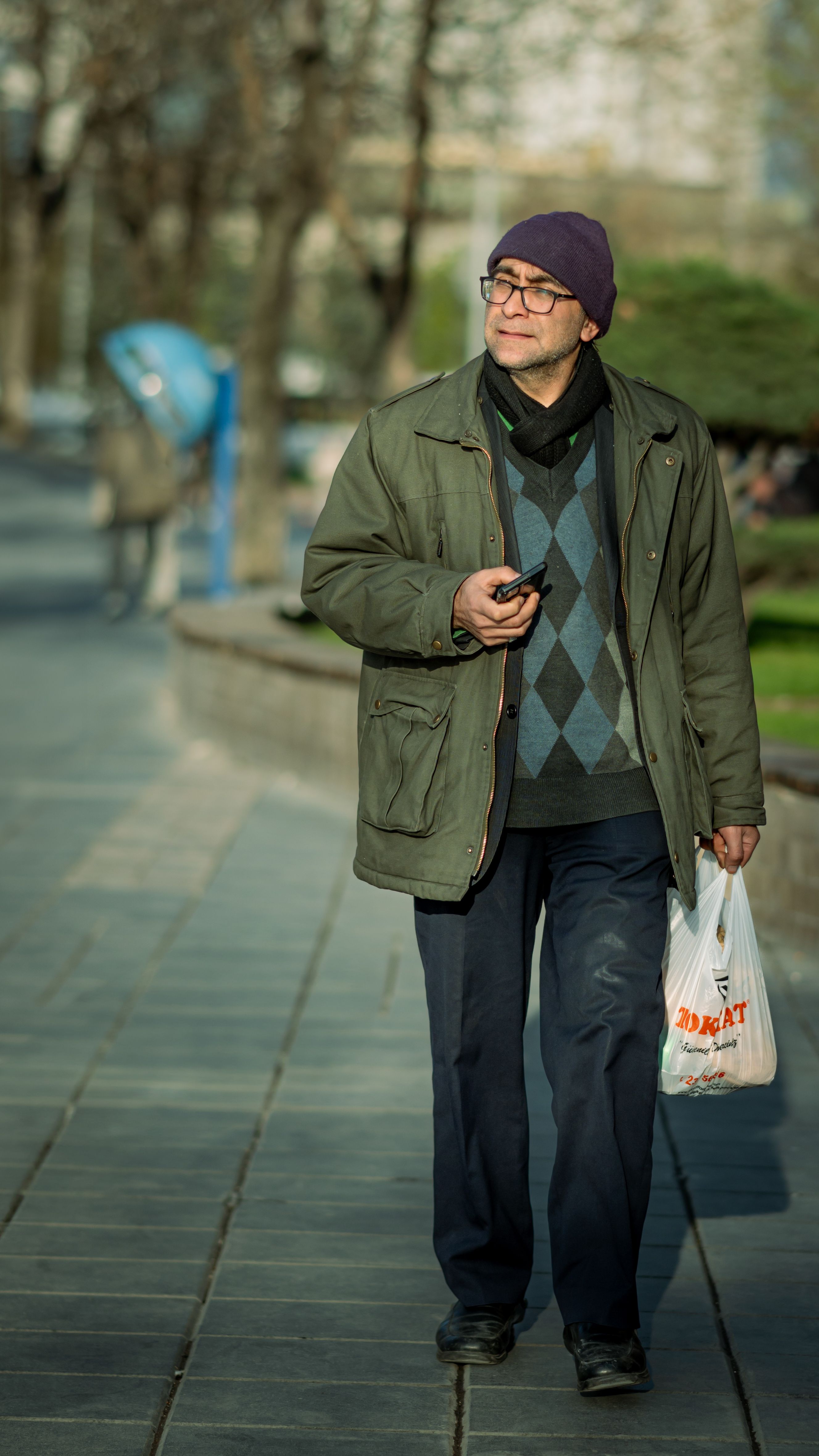 A Solo Traveler With A Bagepack Walking Throught A Foreign City Photos ...