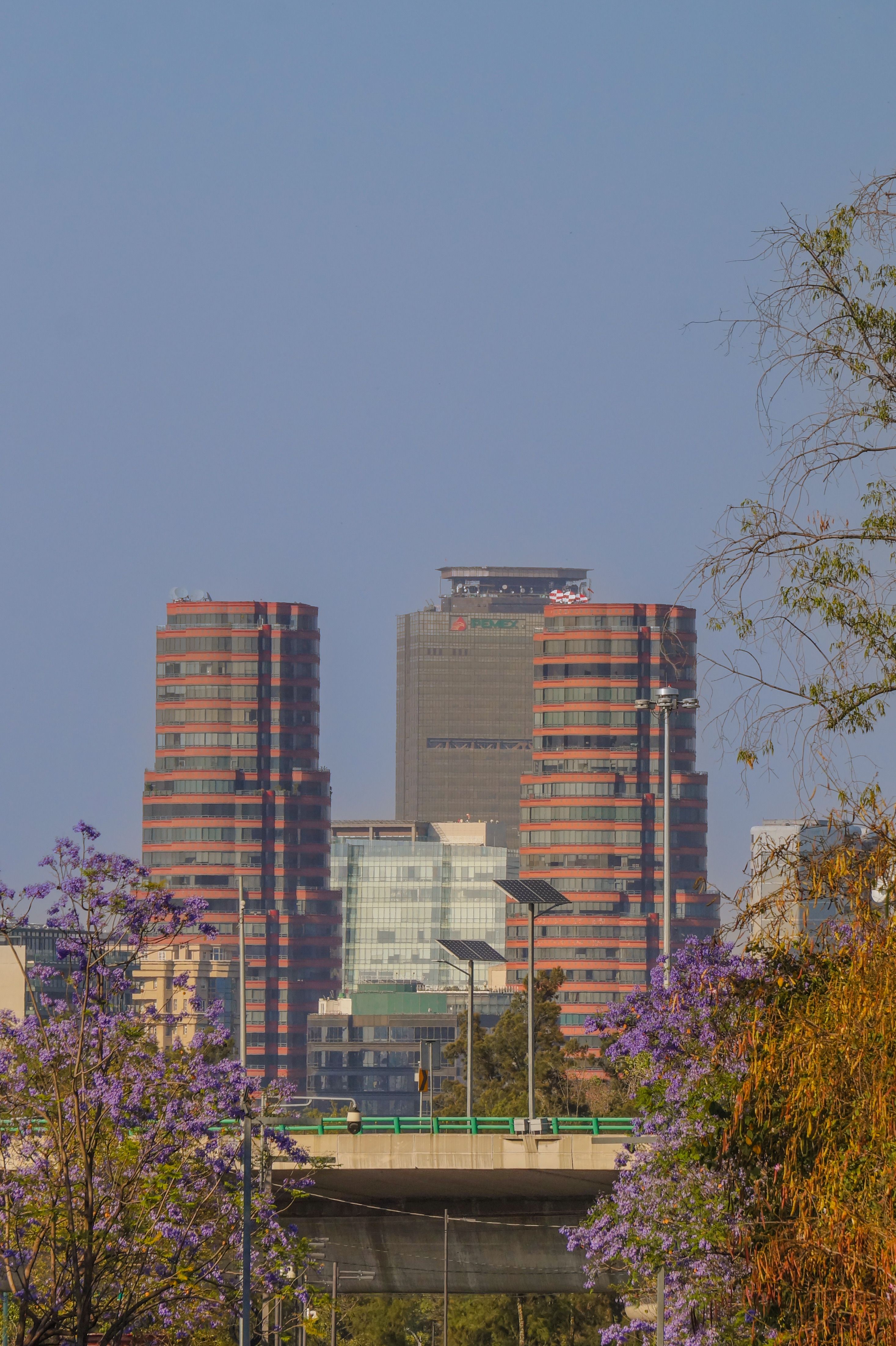 Paisaje Urbano Con Torres Gemelas Y Puente · Foto de stock gratuita