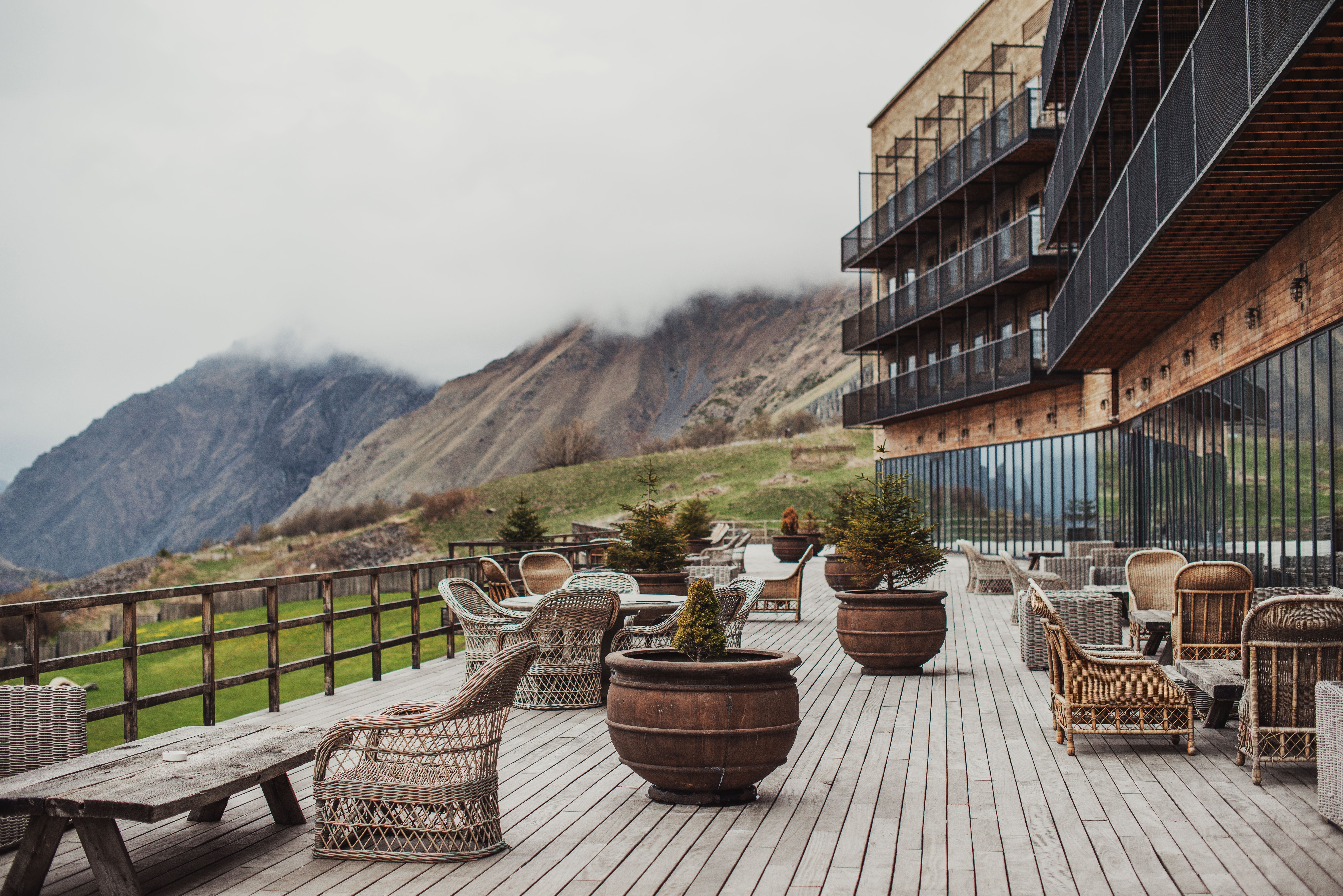 Teras Hotel Modern Dengan Pemandangan Gunung Di Georgia · Foto Stok Gratis
