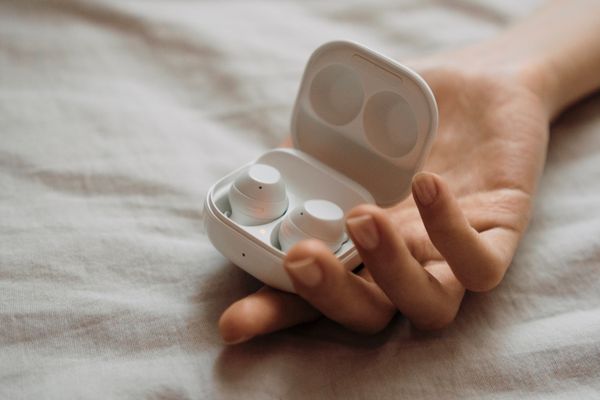 Earbuds Photos, Download The BEST Free Earbuds Stock Photos & HD Images