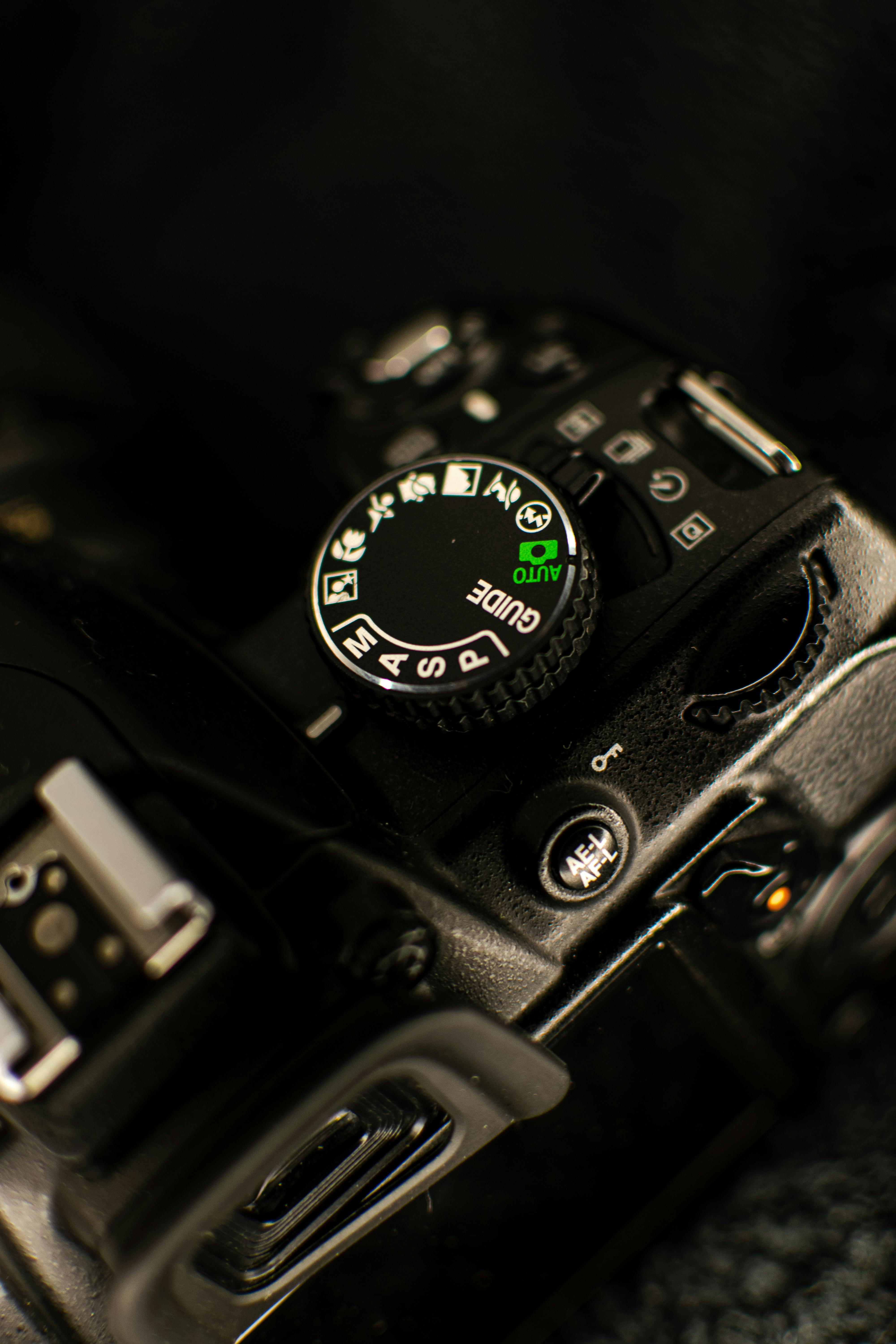 Close-up of DSLR Camera Mode Dial in Focus · Free Stock Photo