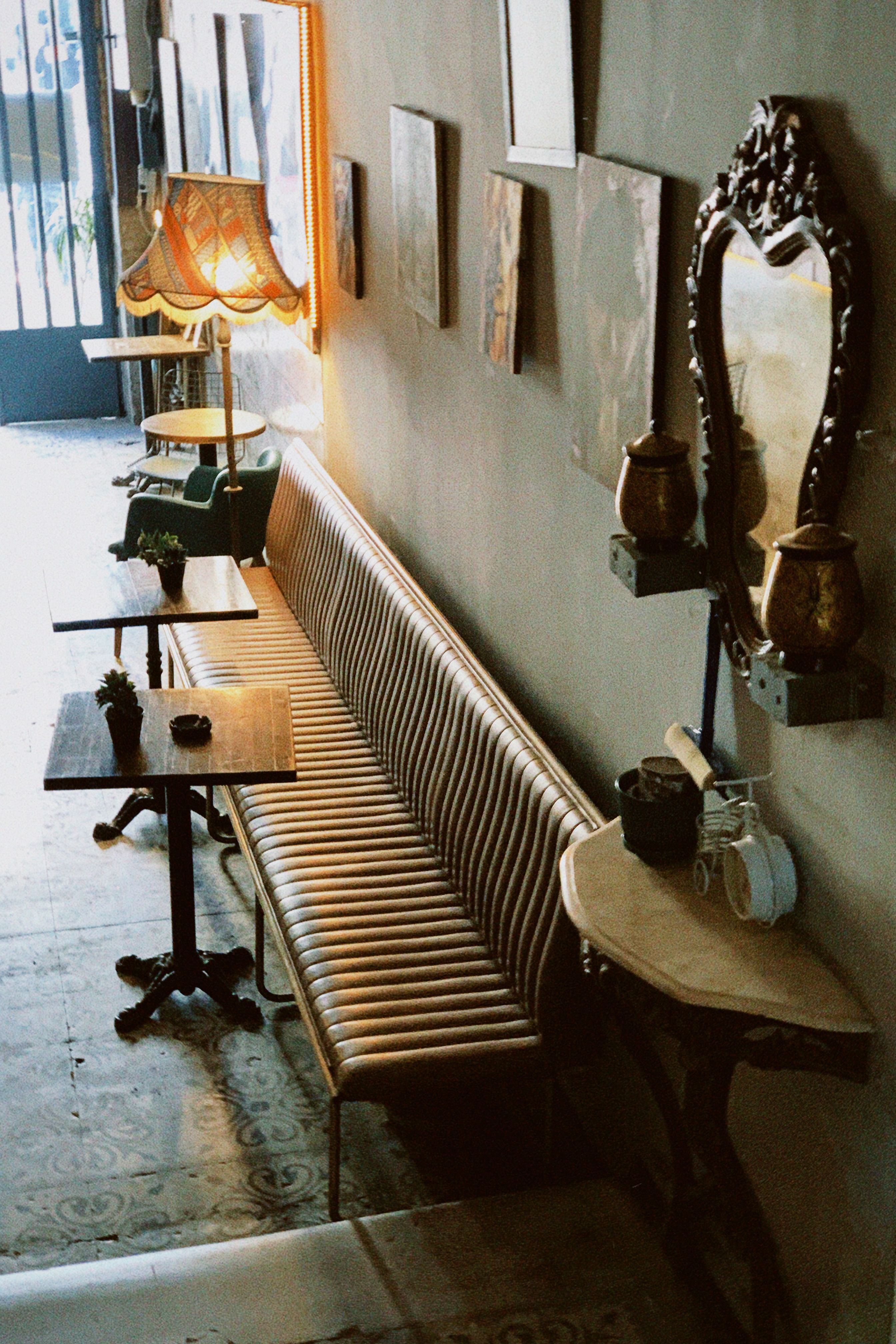 Vintage Café Interior with Cozy Seating and Décor · Free Stock Photo