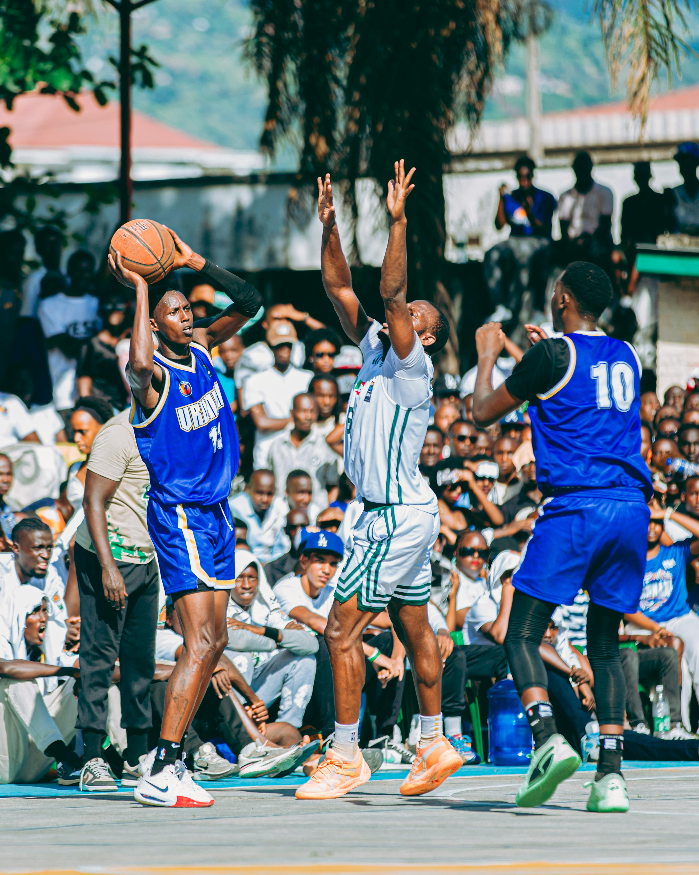 Dynamic Outdoor Basketball Game with Crowds · Free Stock Photo