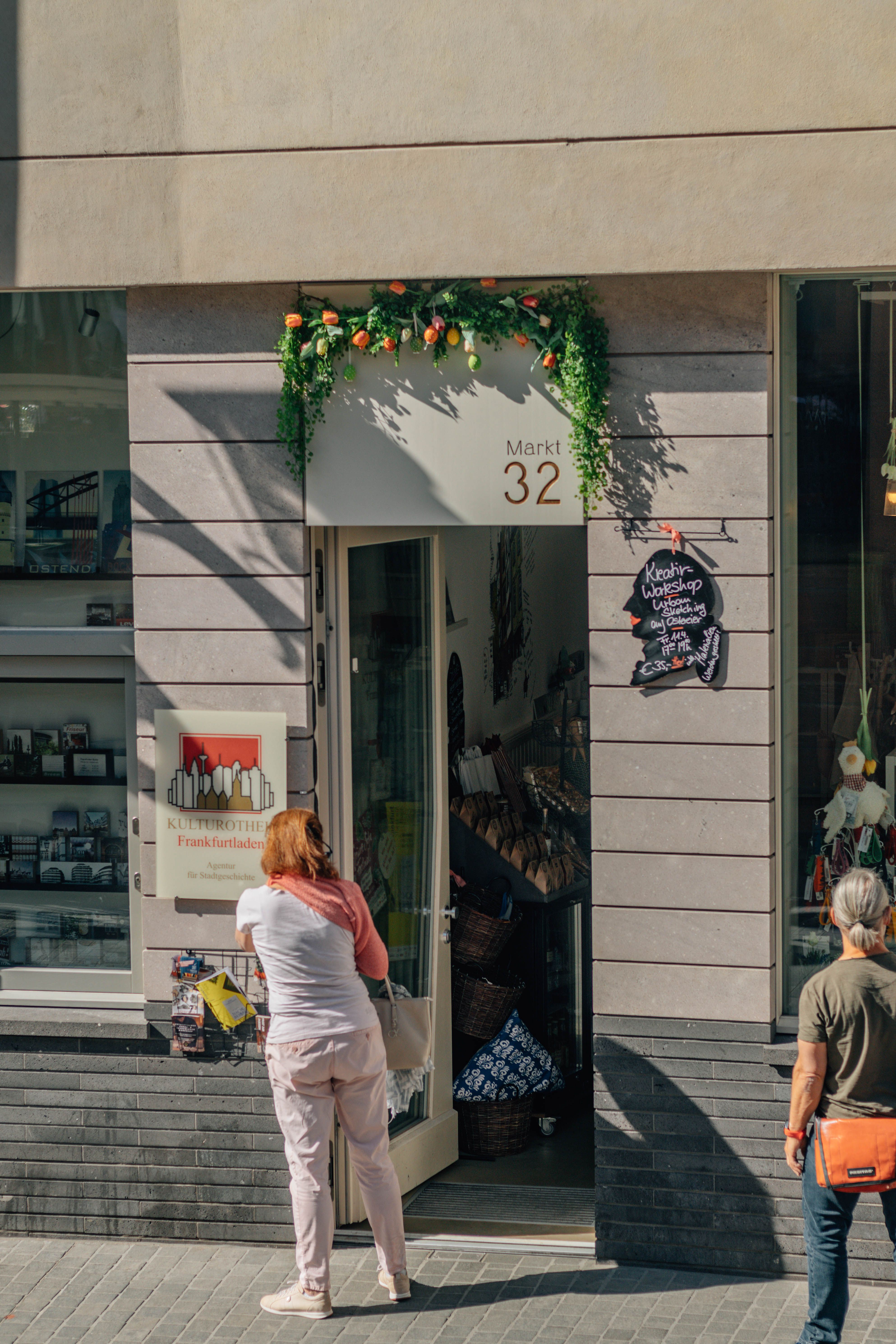 Charming Urban Shop Facade with Visitors · Free Stock Photo