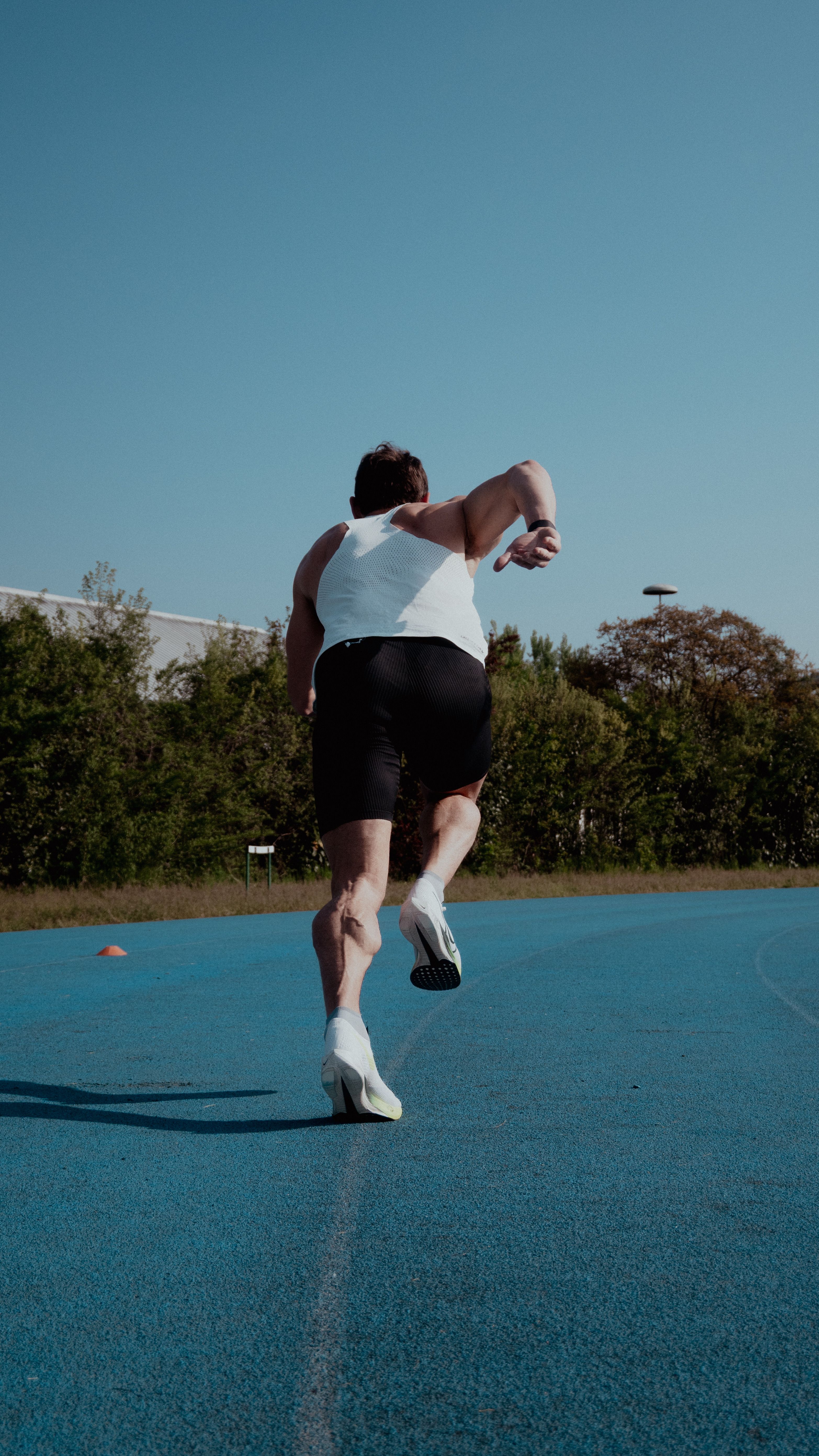Atleta Correndo Em Pista Ao Ar Livre No Verão · Foto profissional gratuita