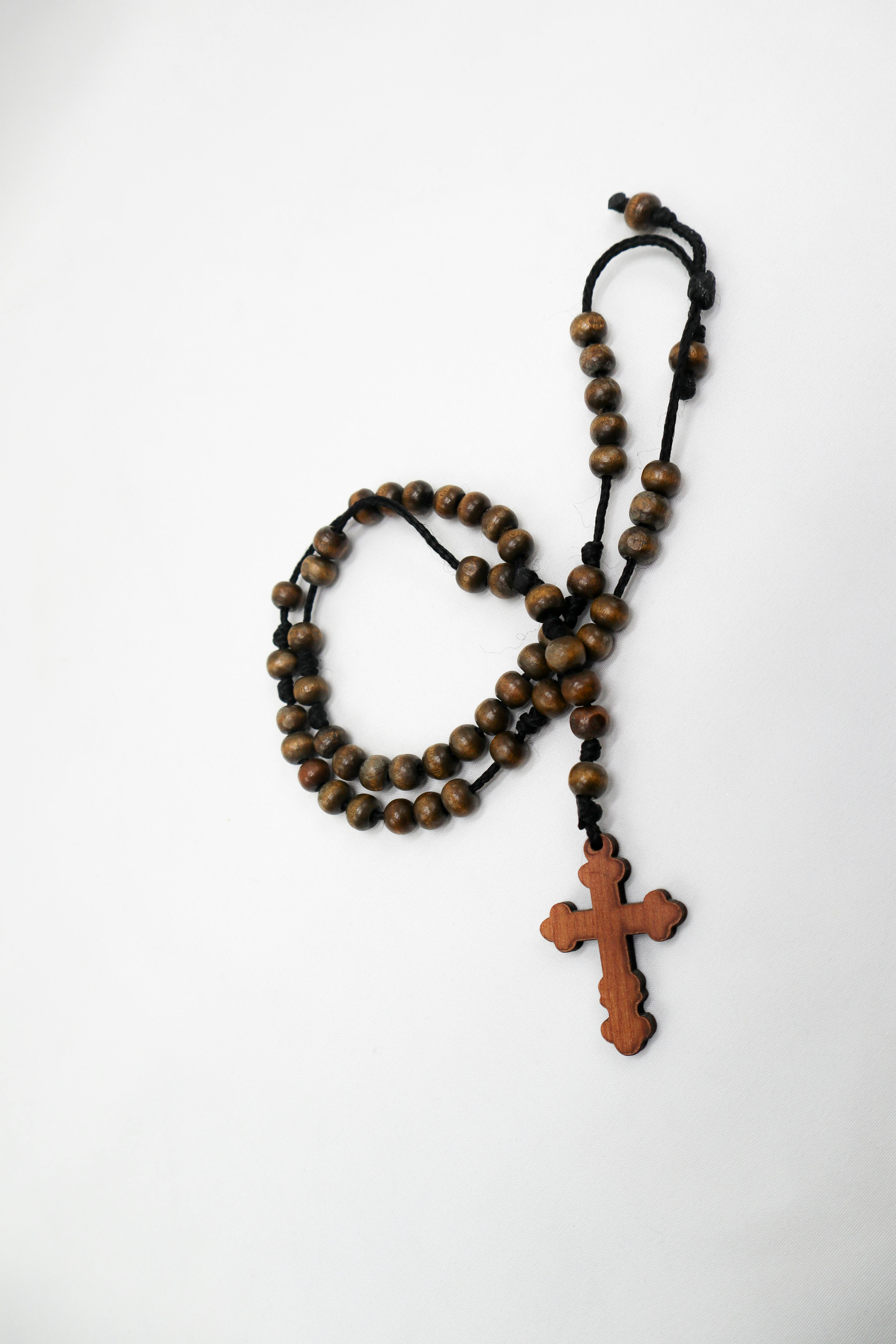 Chapelet En Bois Avec Croix Sur Fond Blanc · Photo gratuite