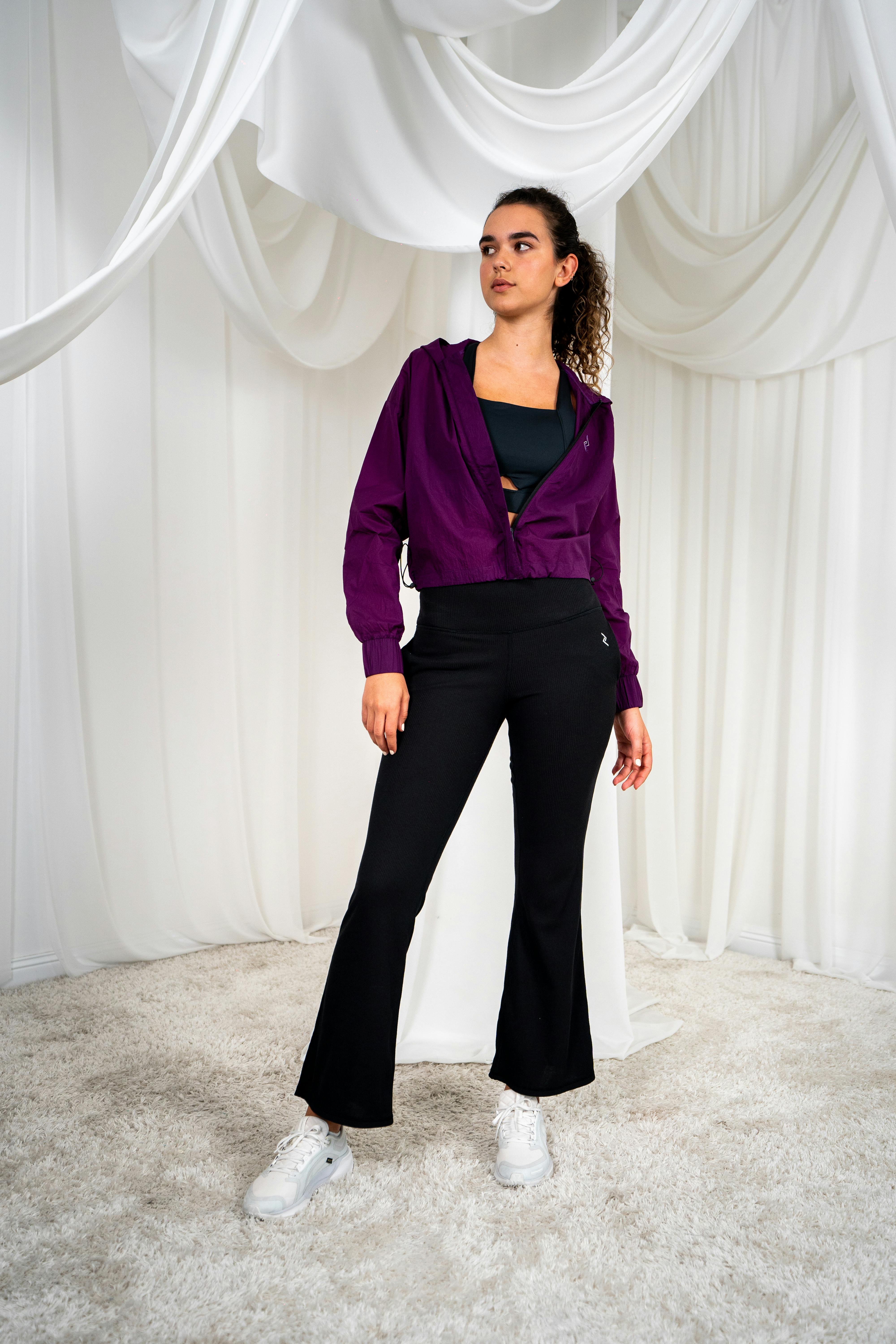 Femme élégante Posant Dans Une Tenue De Mode Moderne · Photo gratuite