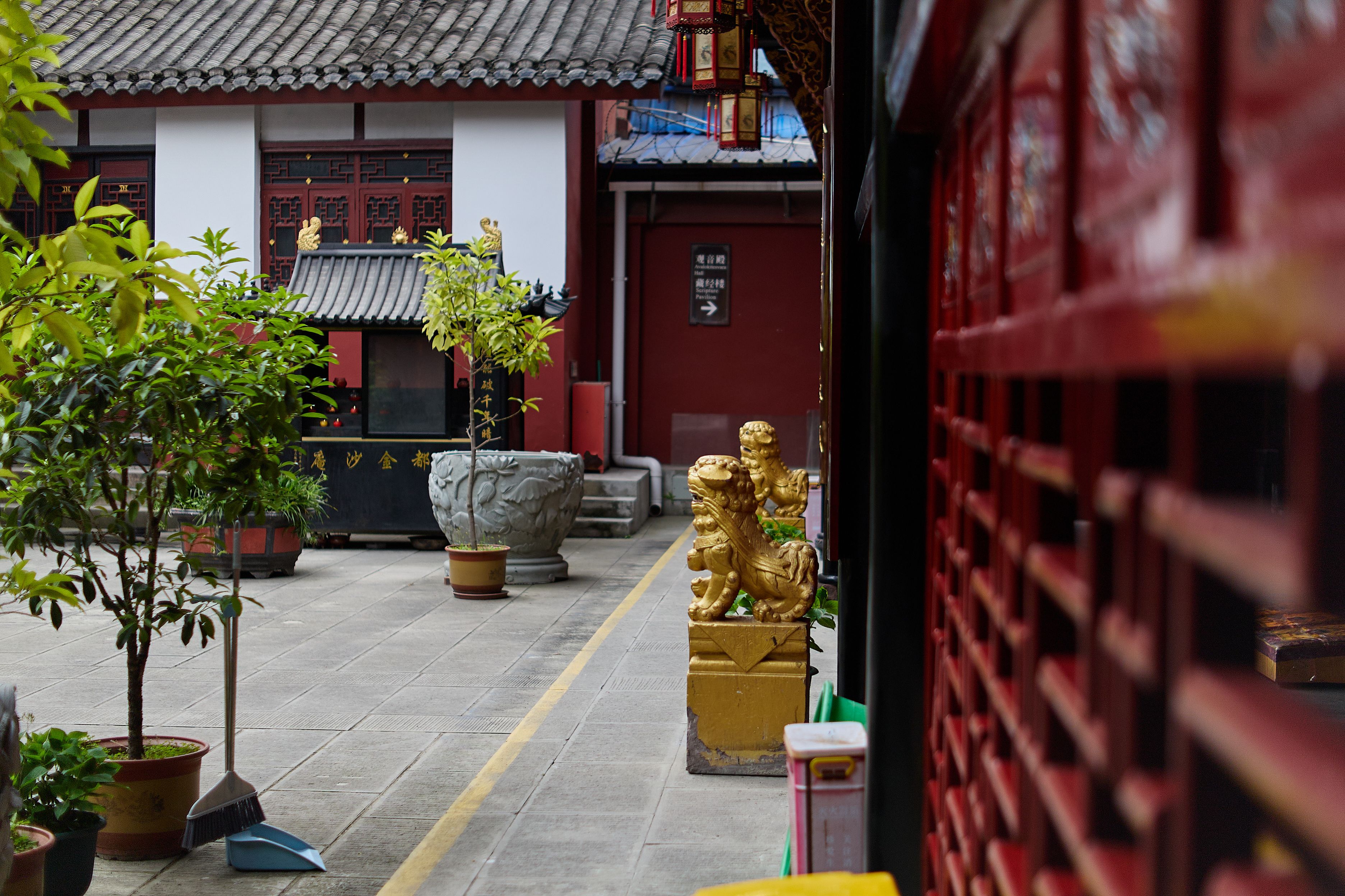 Tranquil Courtyard in Traditional Chinese Temple · Free Stock Photo
