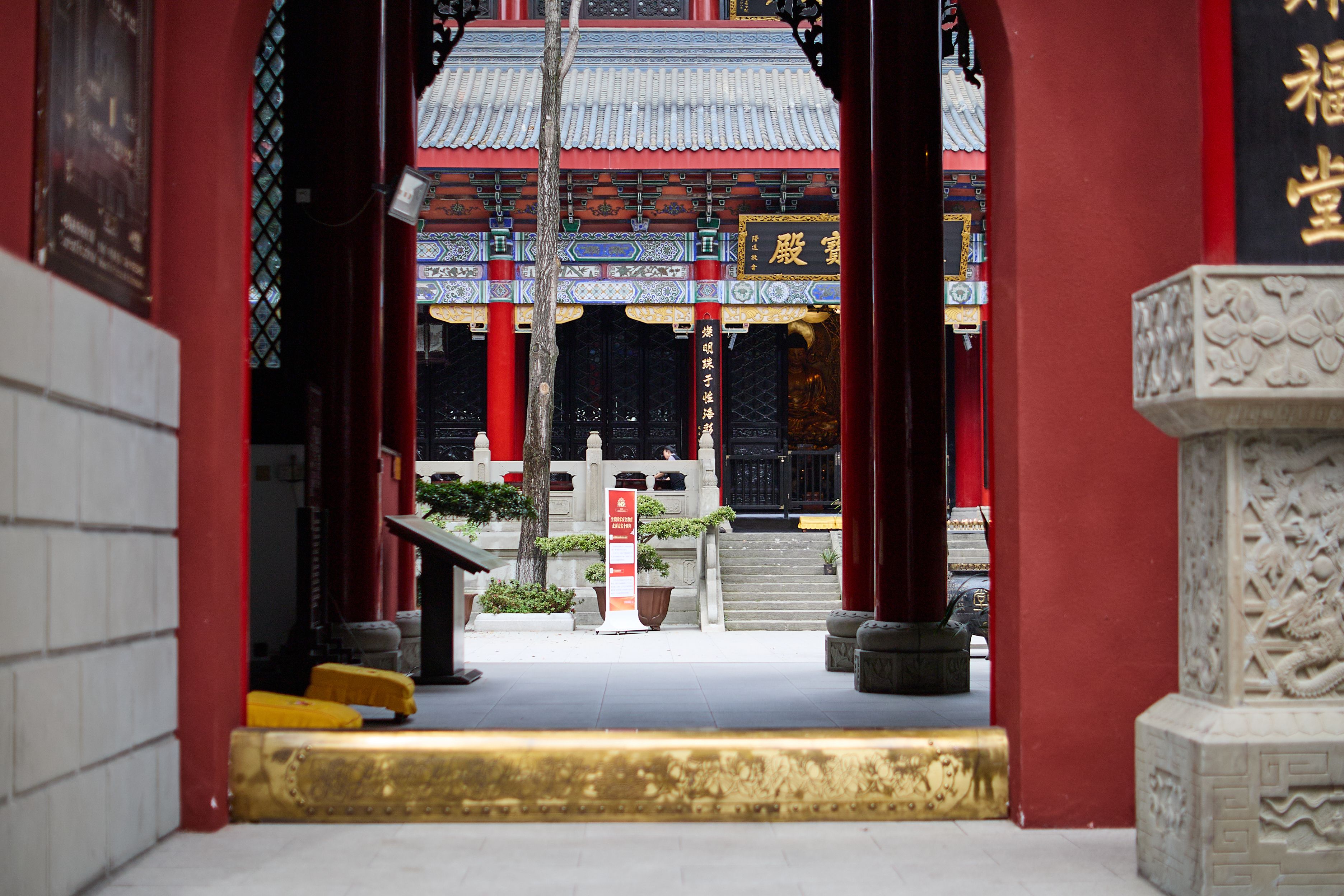 Traditional Chinese Temple Courtyard View · Free Stock Photo