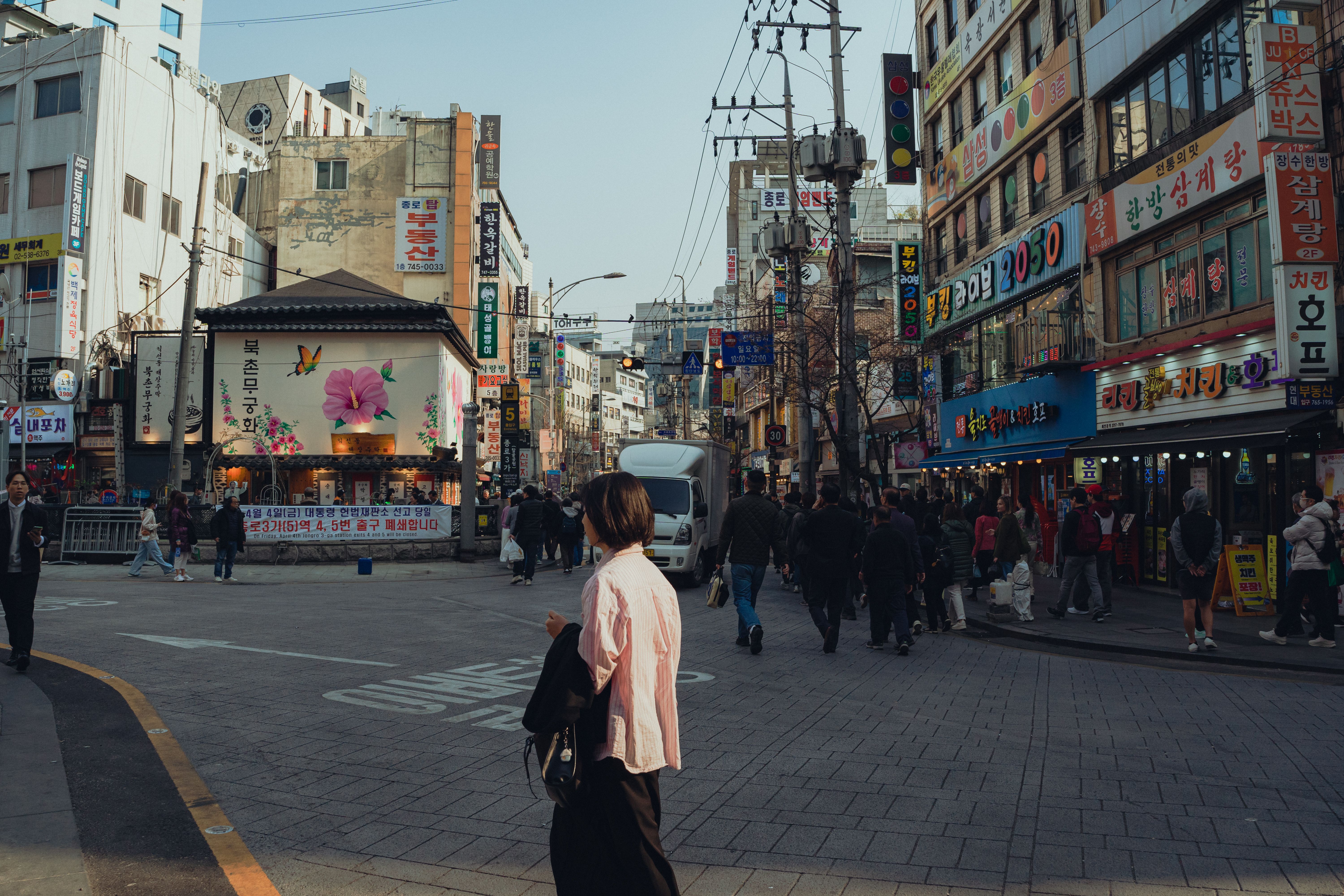 Bustling Seoul Street Scene in Spring · Free Stock Photo