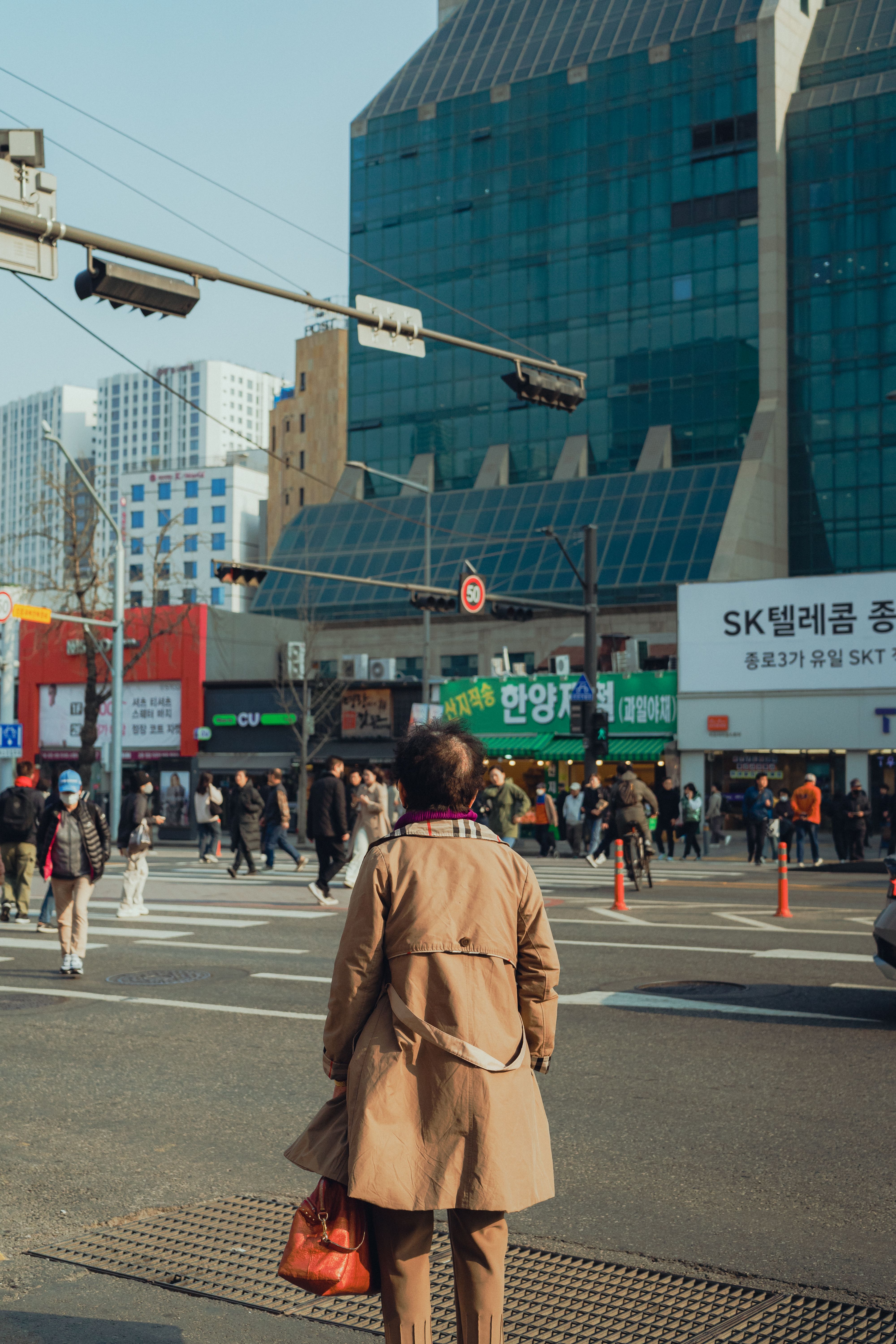 Seoul Street with Pedestrians and Modern Architecture · Free Stock Photo