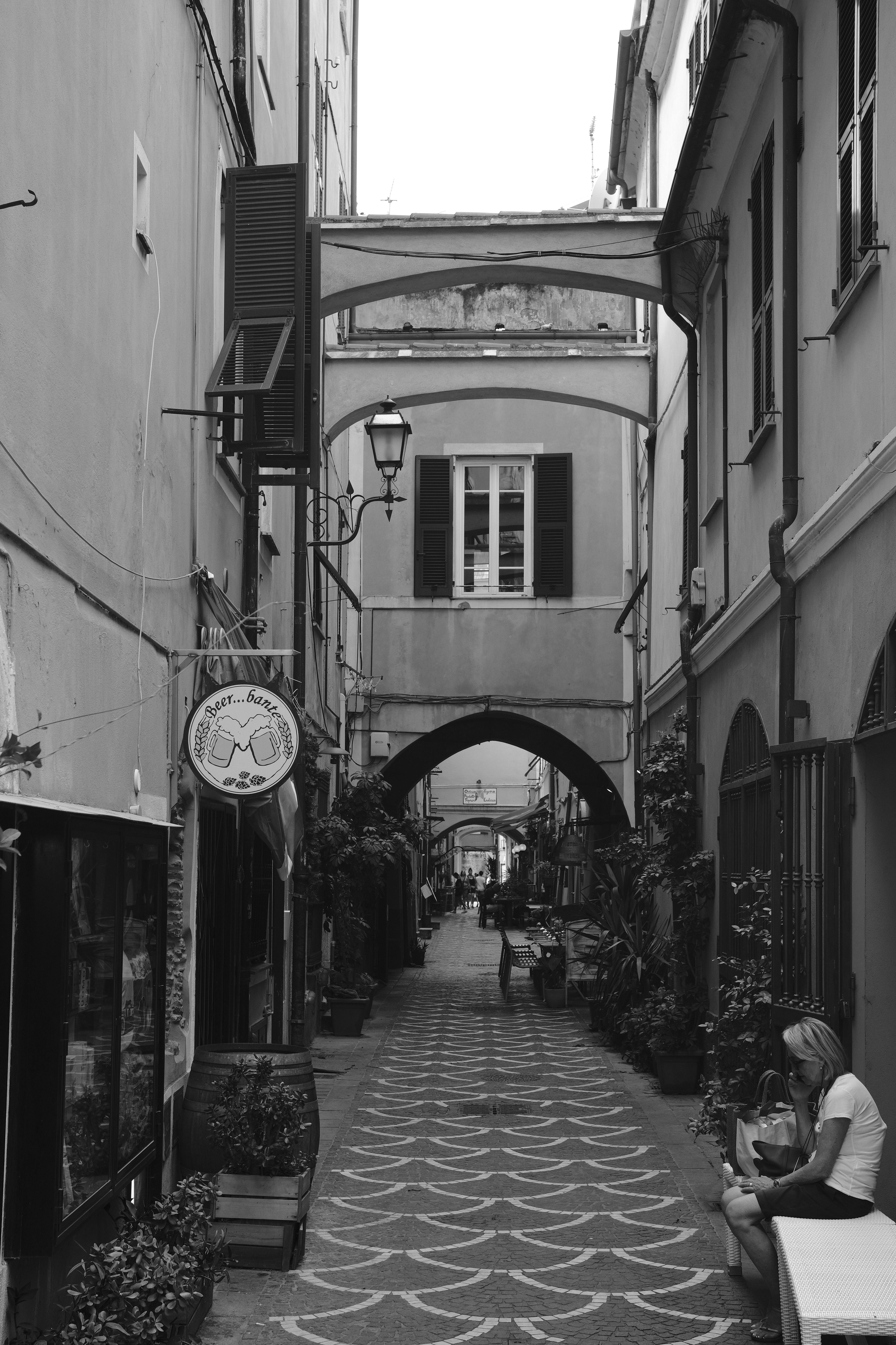 Charming Italian Alleyway with Arched Architecture · Free Stock Photo