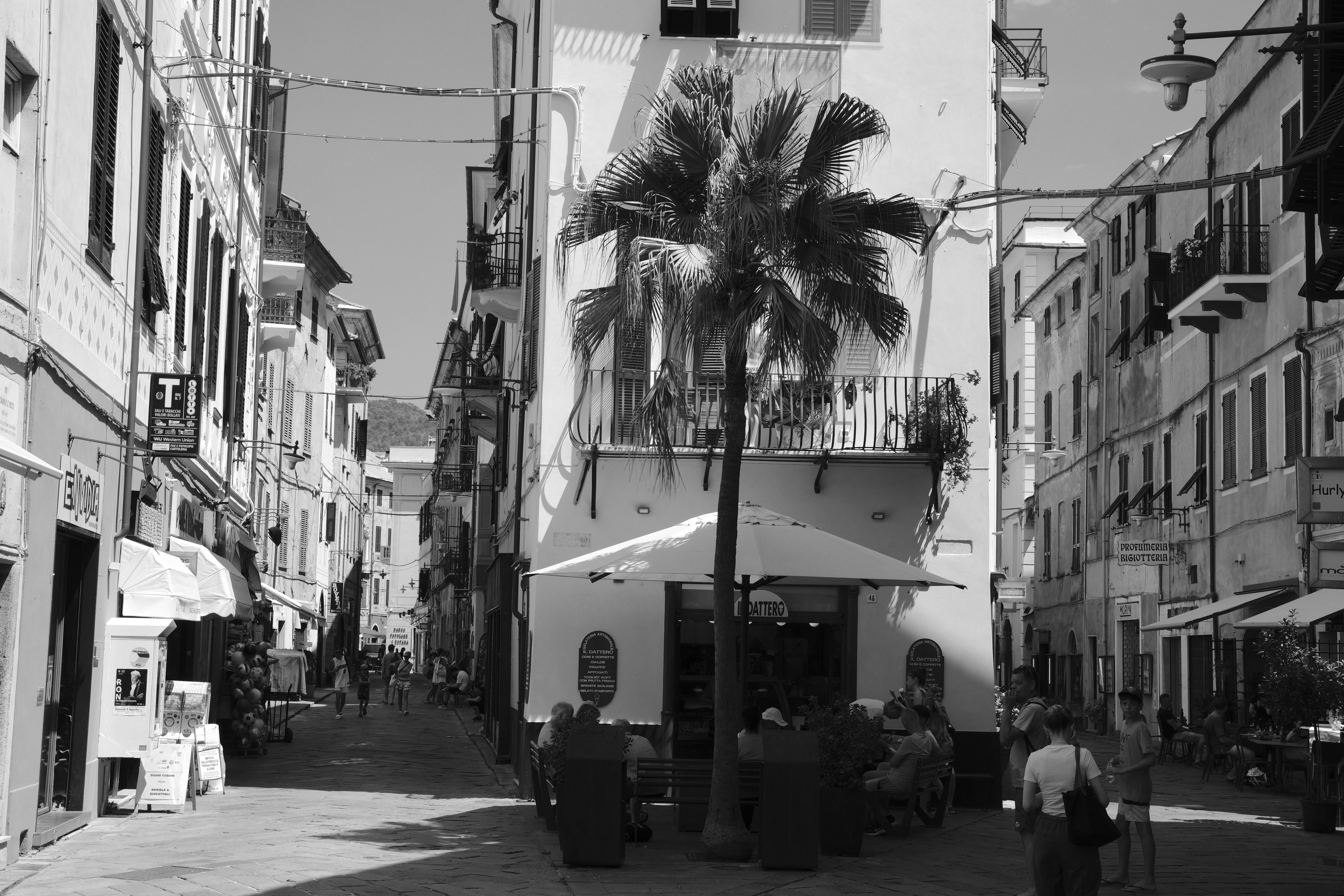 Charming Italian Street Scene in Black and White · Free Stock Photo
