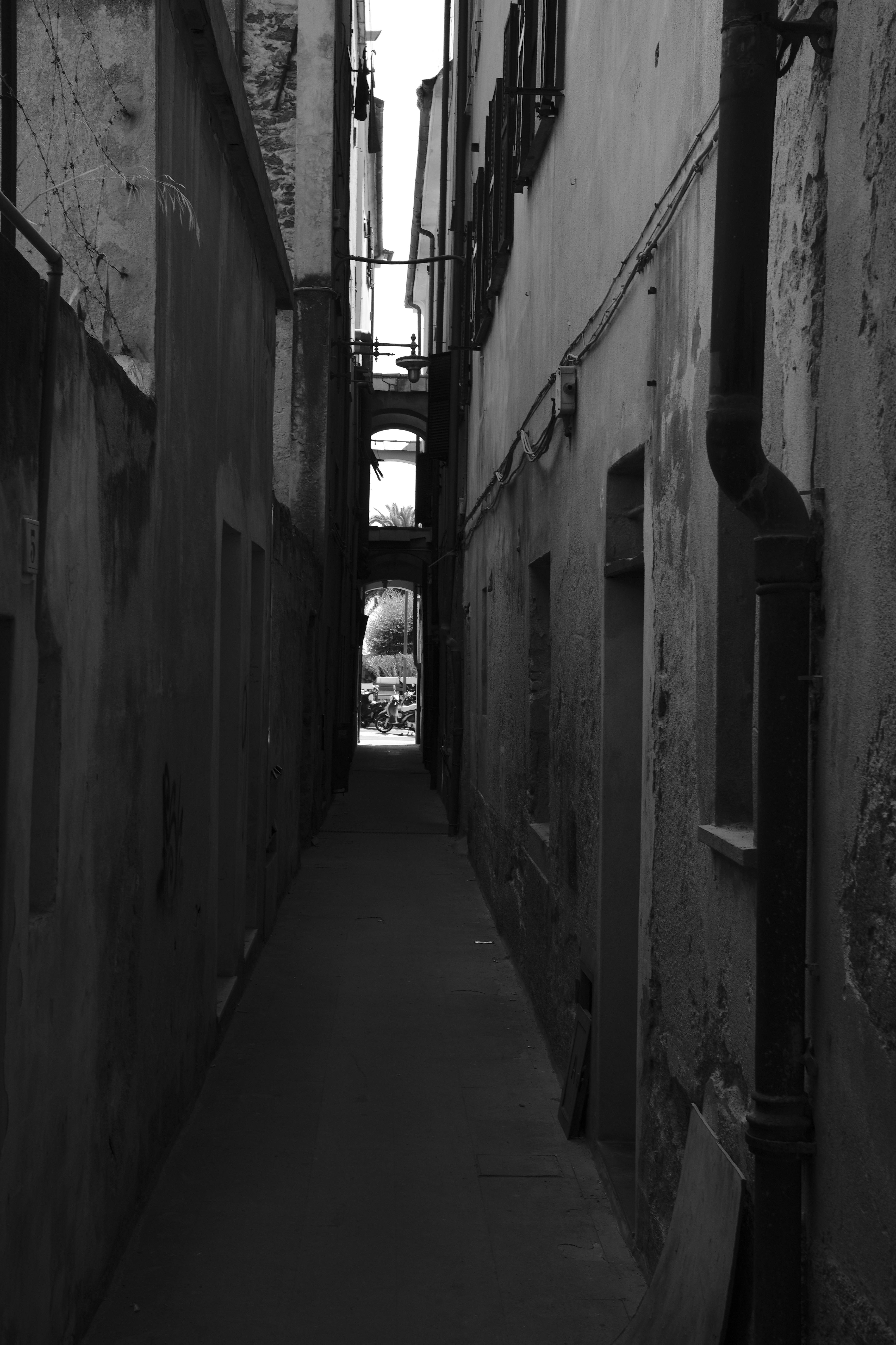 Narrow Black and White Alleyway in Italy · Free Stock Photo