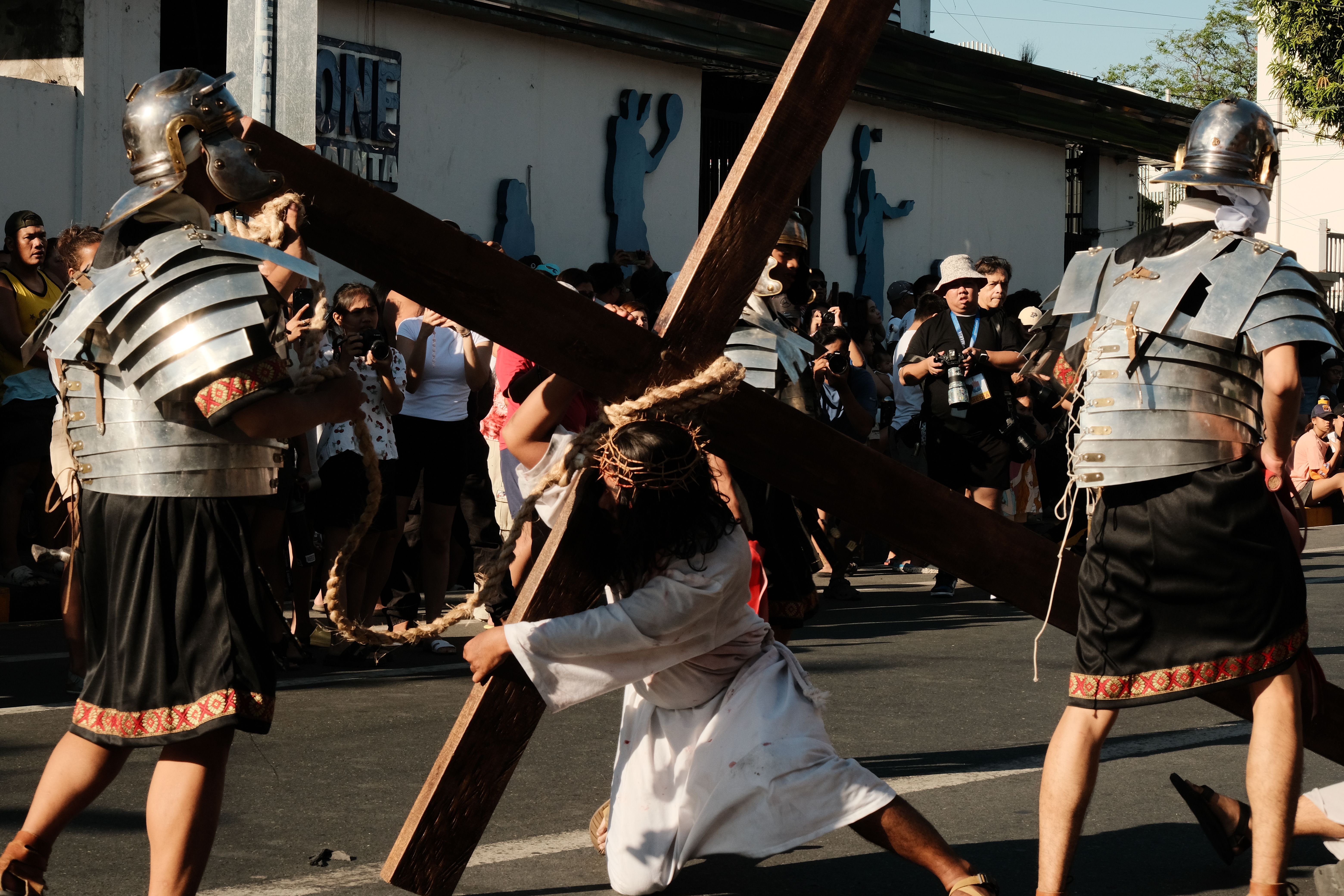 Dramatic Reenactment of Jesus Carrying the Cross · Free Stock Photo