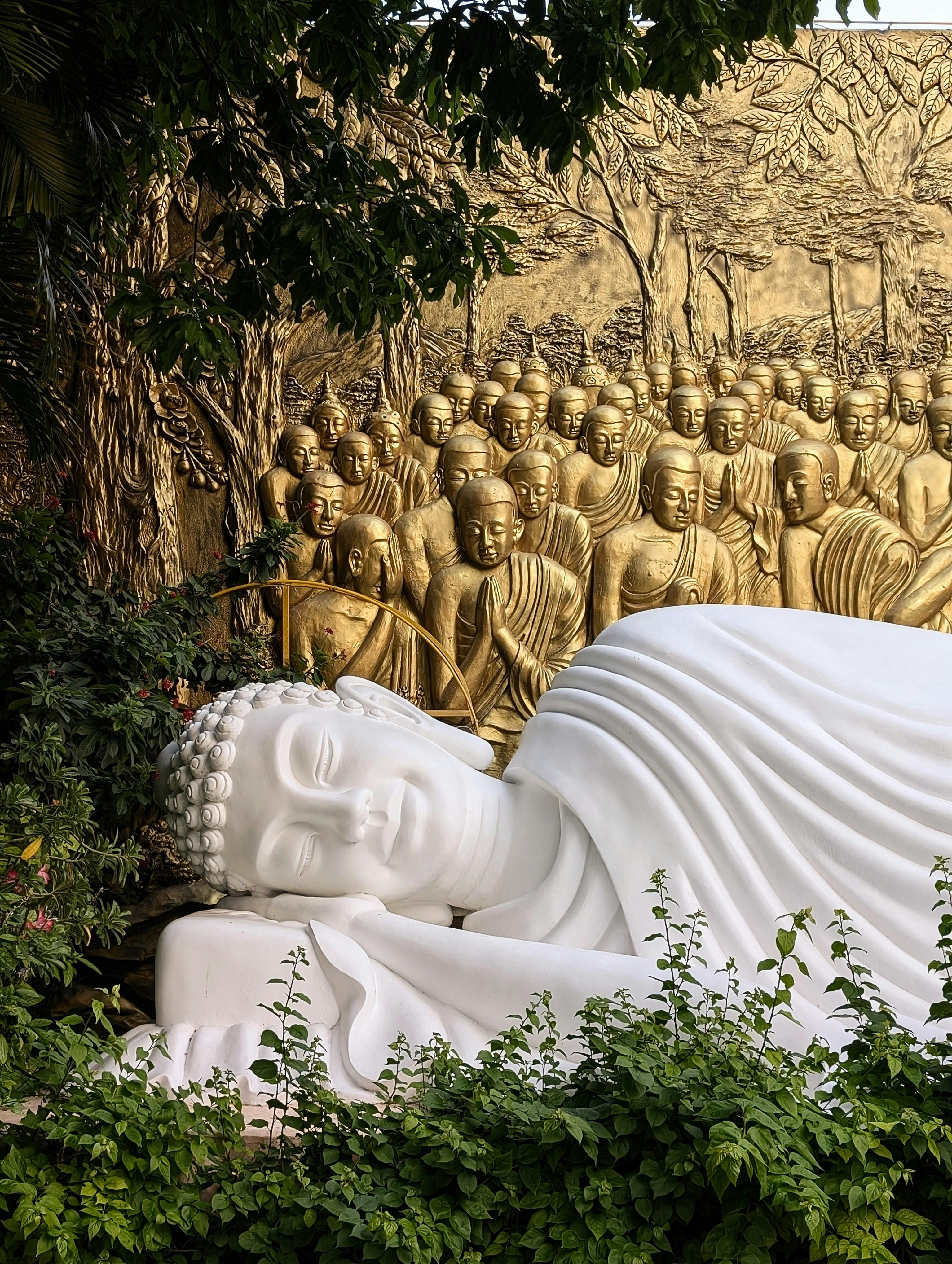 Serene White Buddha Statue in Lush Garden · Free Stock Photo