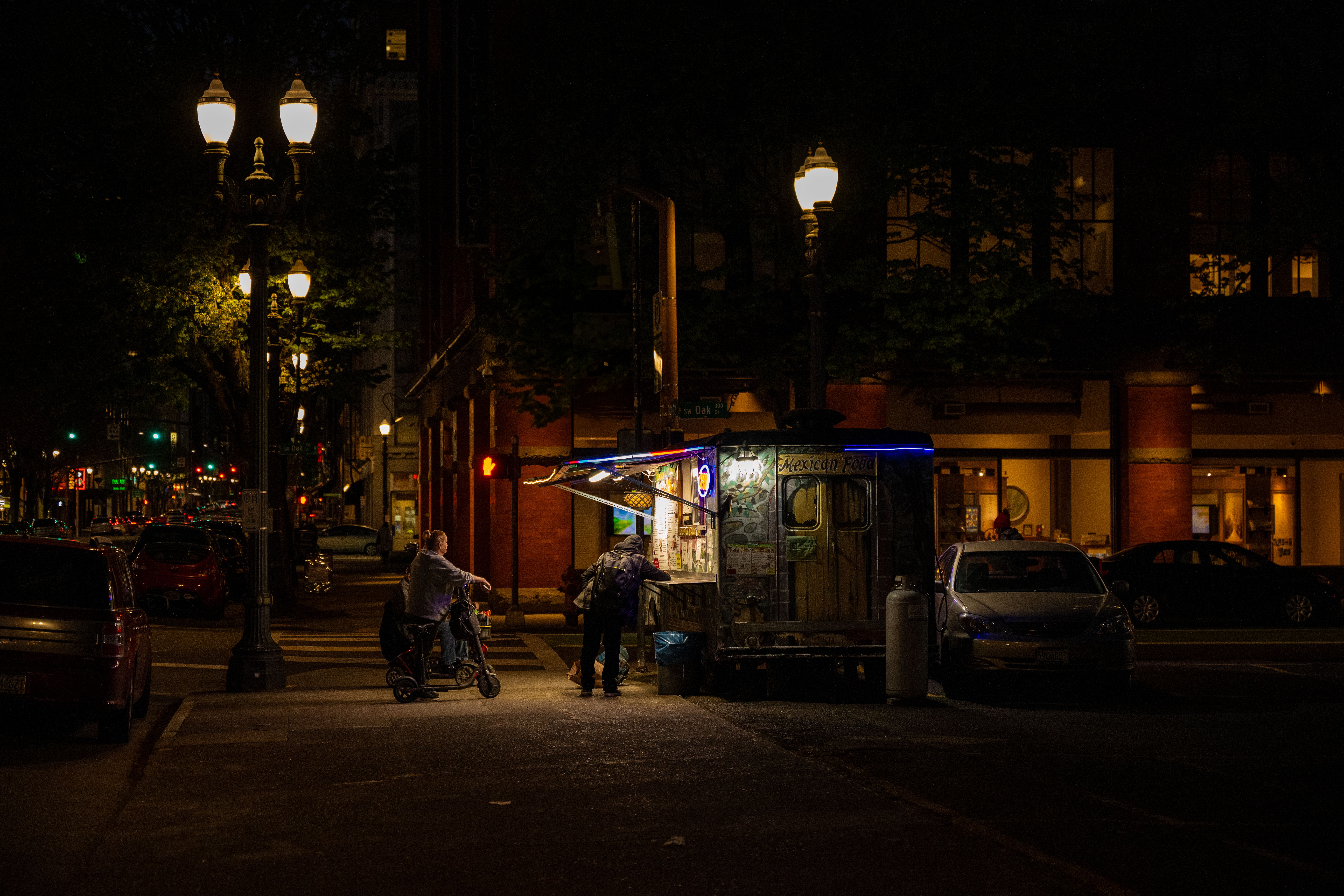 Nighttime Food Cart Scene in Portland, Oregon · Free Stock Photo