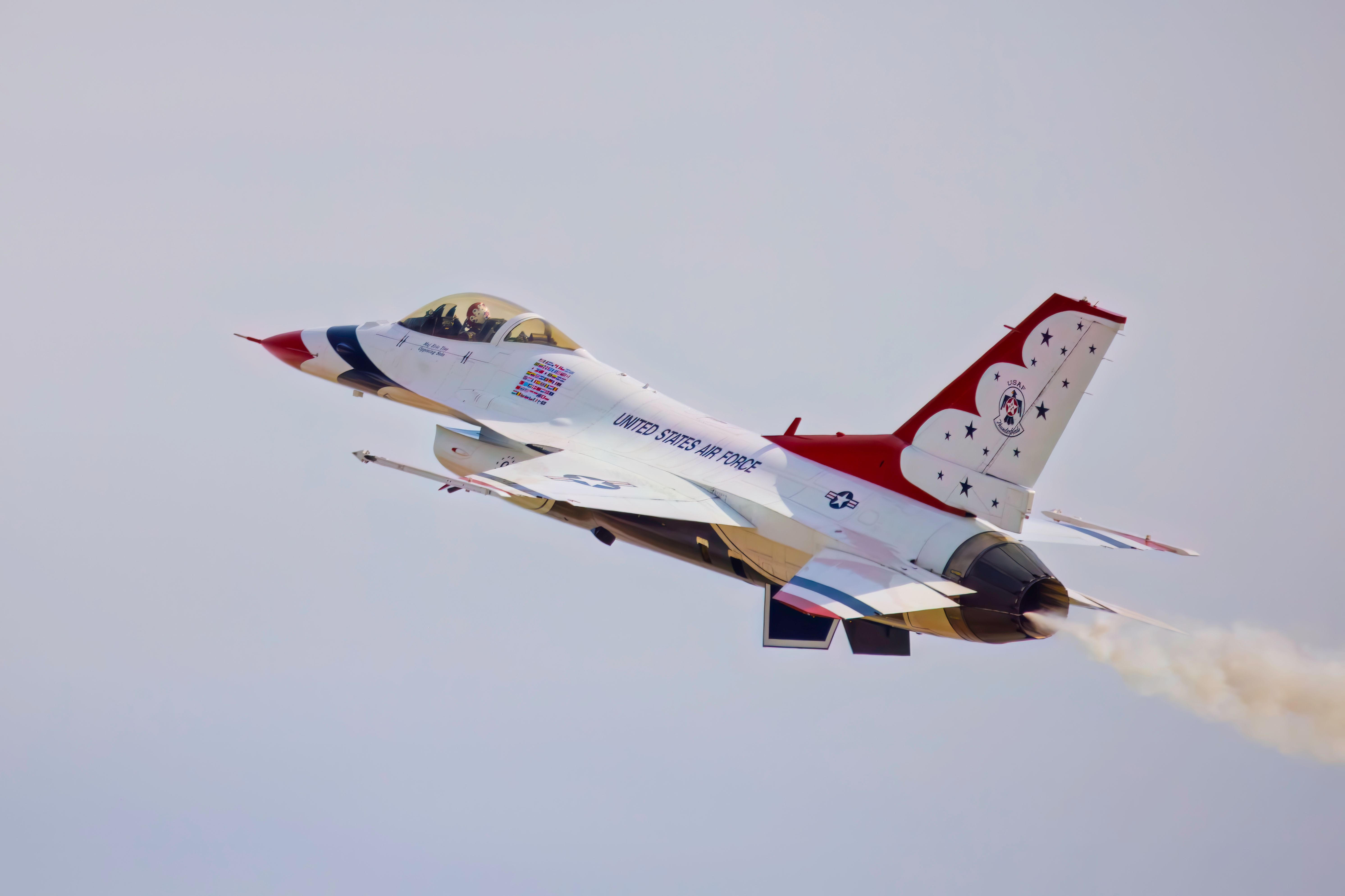 Stunning F-16 Fighter Jet in Flight at Air Show · Free Stock Photo