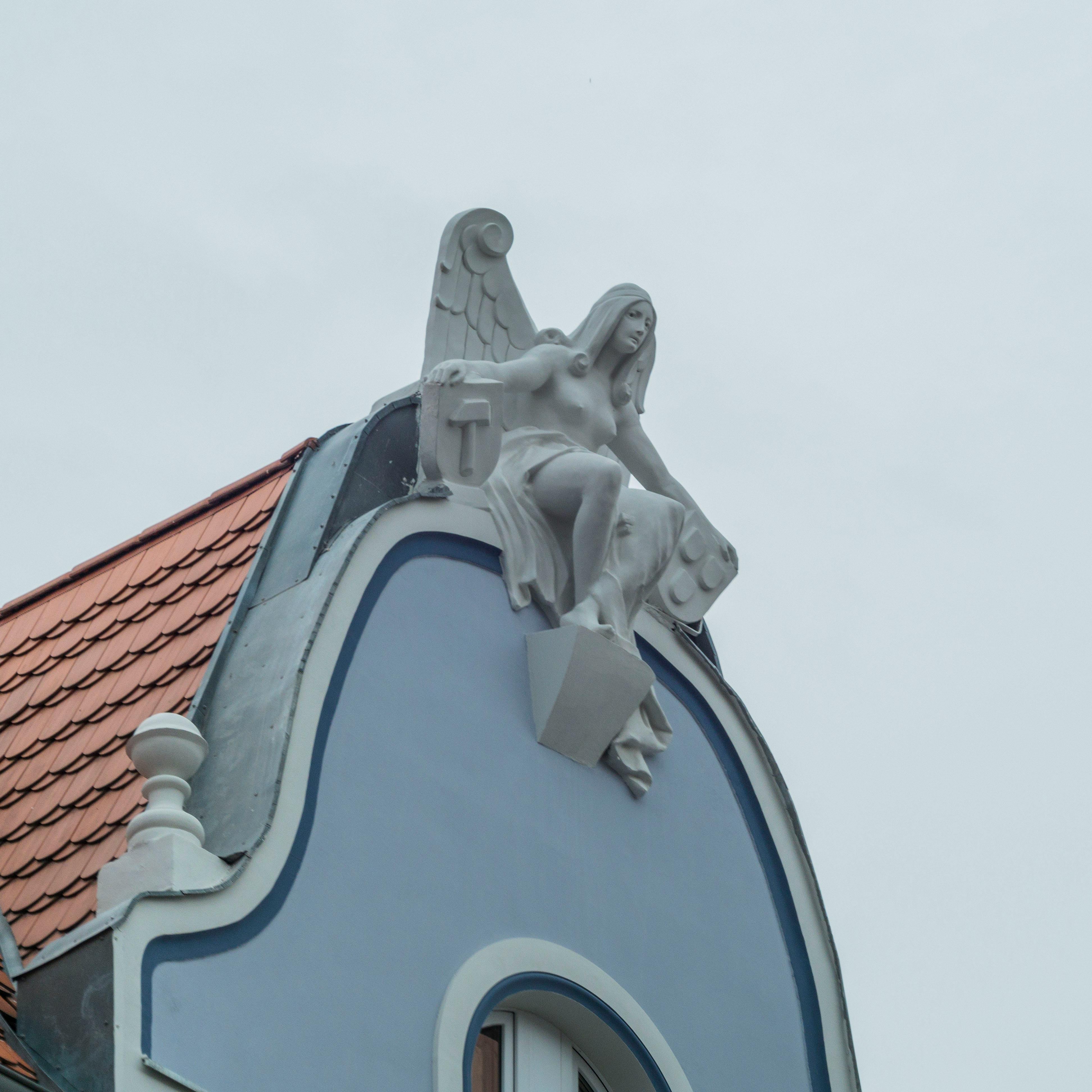 Architectural Rooftop Statue on Historic Building · Free Stock Photo